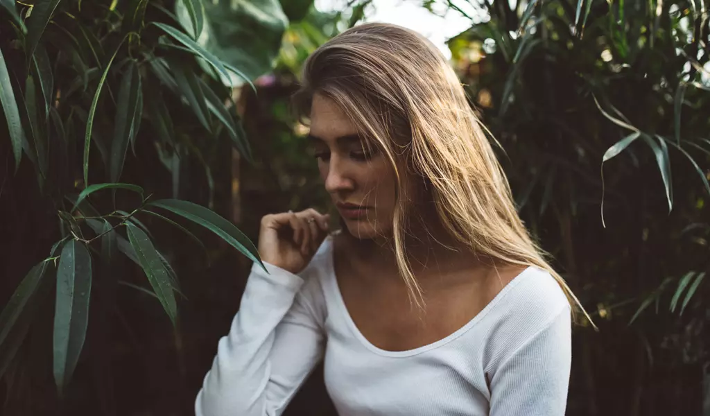 Mlada žena s ADHD-om koja doživljava emocionalnu disforiju u vrtu