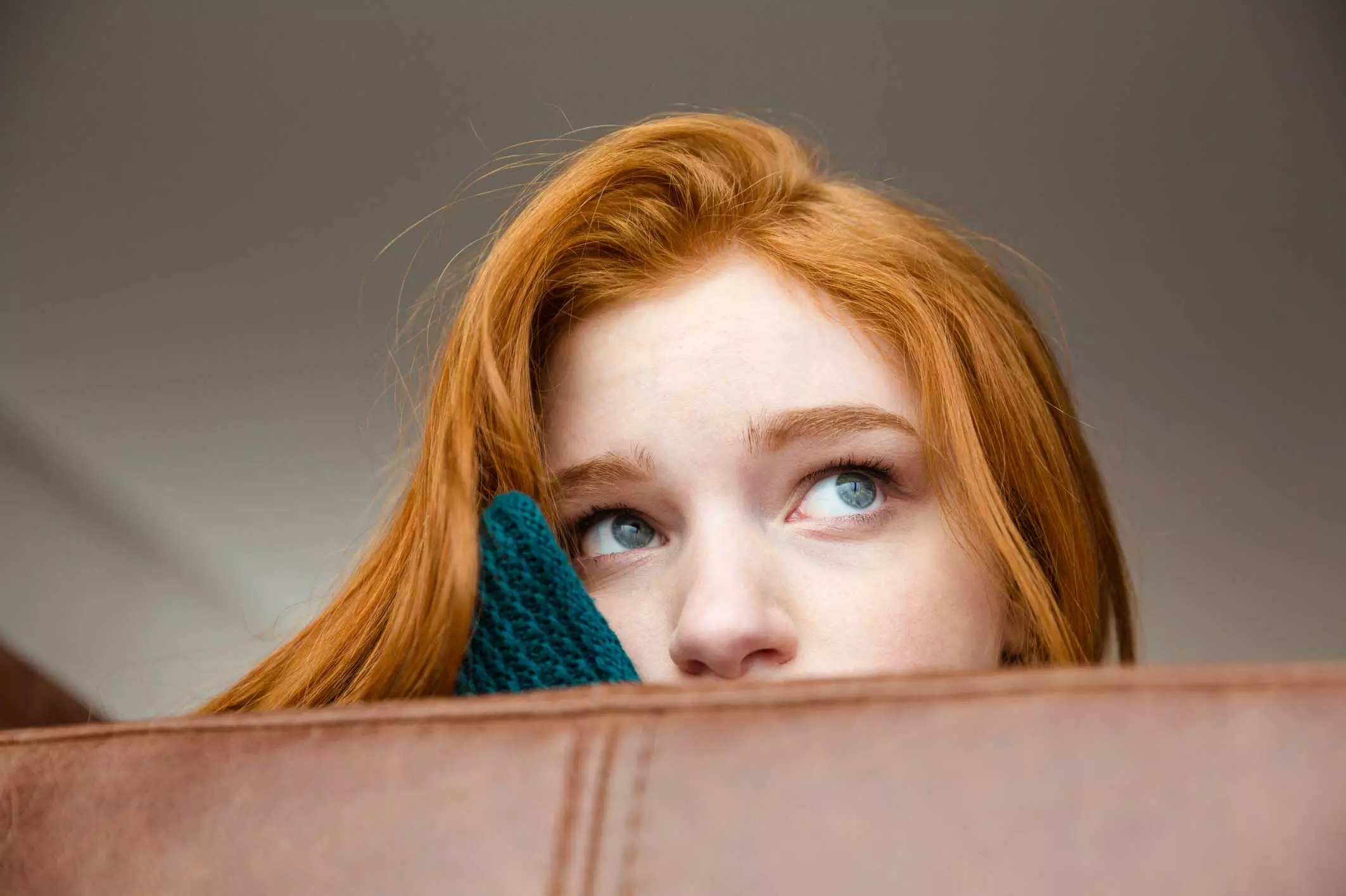 ADHD ունեցող դեռահաս աղջիկը ամաչում է իր ախտանիշների համար և հանգիստ նստում է միայնակ