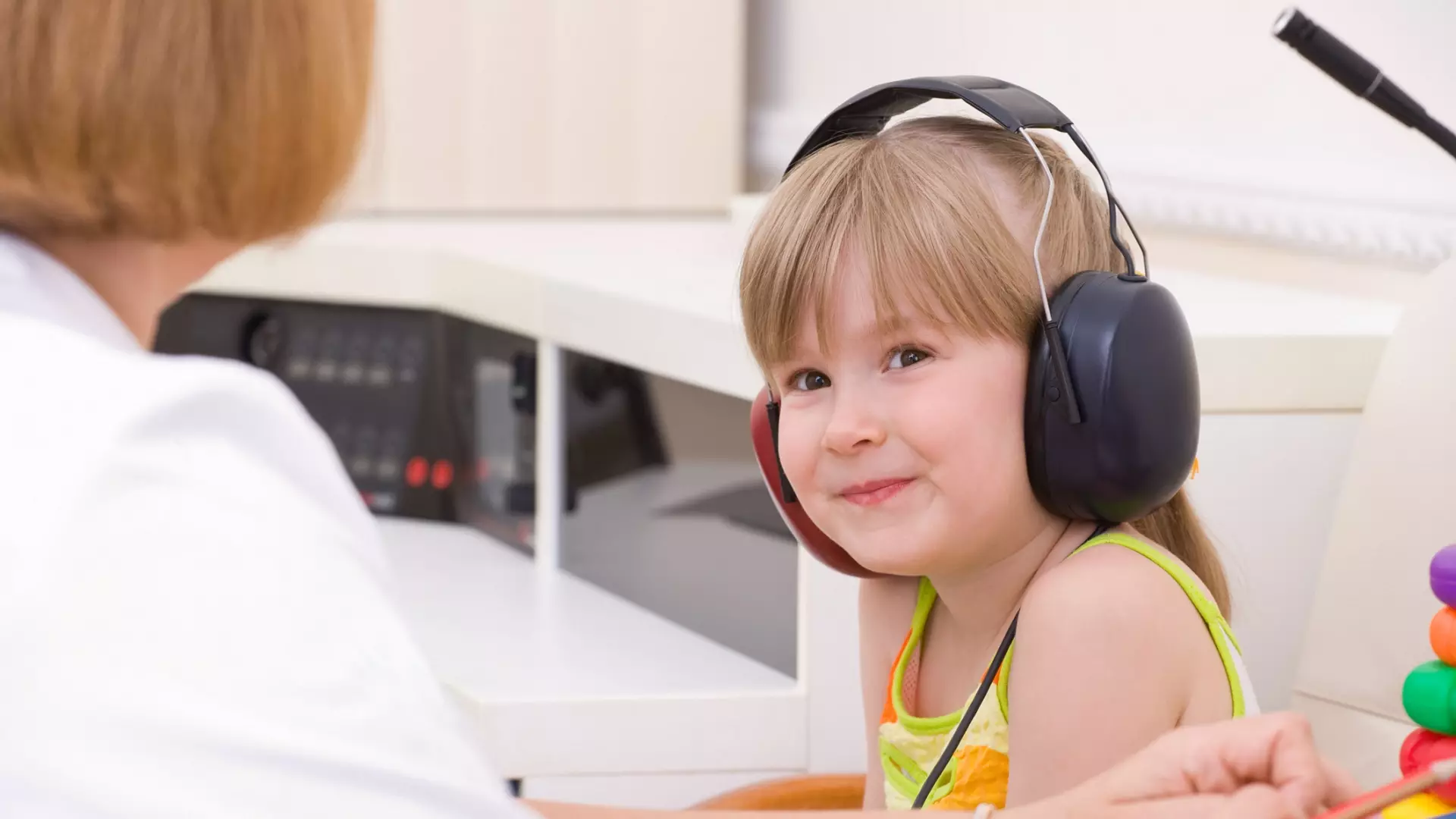 डाक्टर अडियोलोजिस्ट श्रवण प्रशोधन विकारको लागि चिकित्सा उपकरणहरूमा बच्चाको कान परीक्षण गर्दै