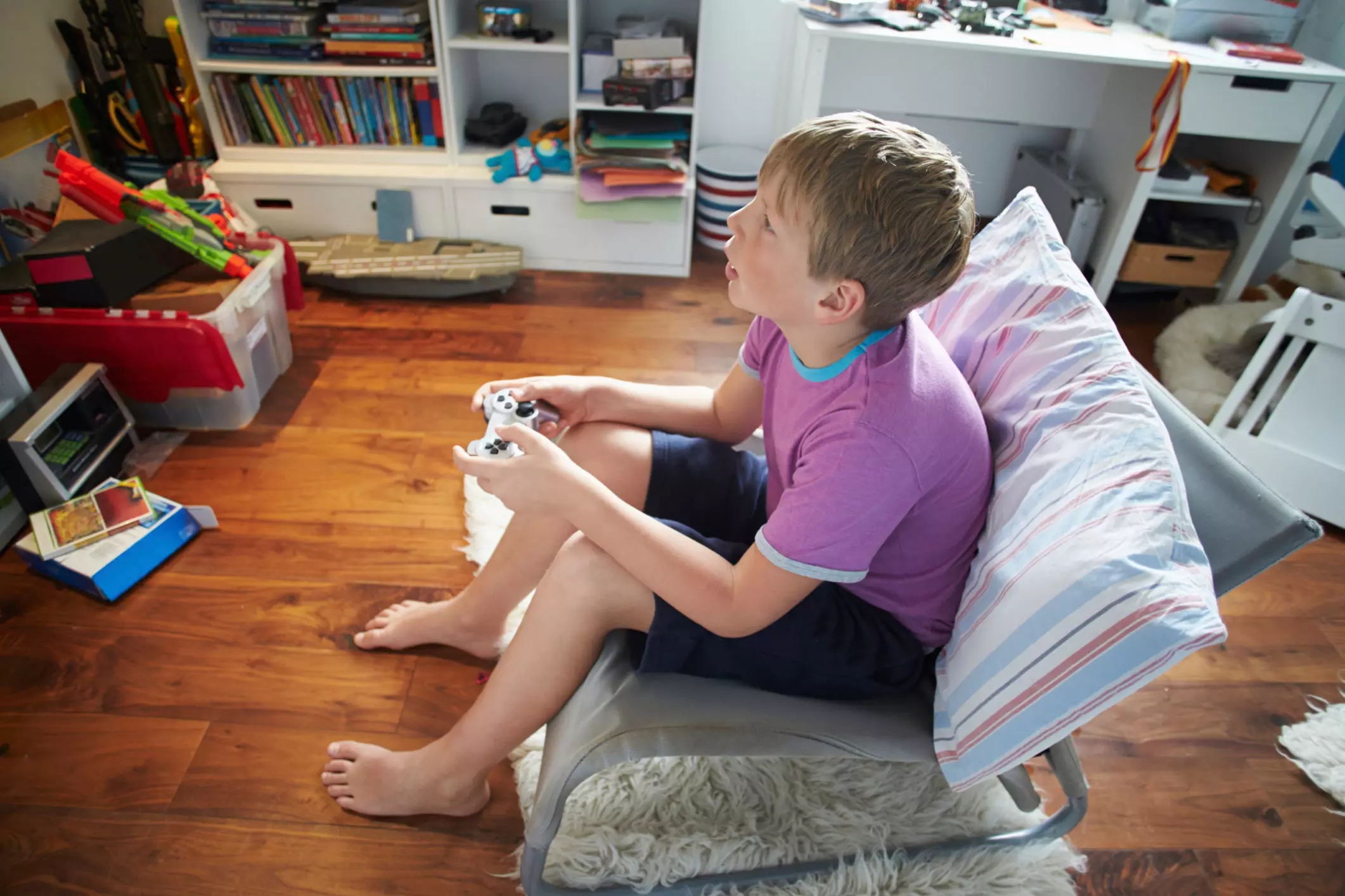 Plavokosi dječak igra videoigre kako bi pomogao kod simptoma ADHD-a