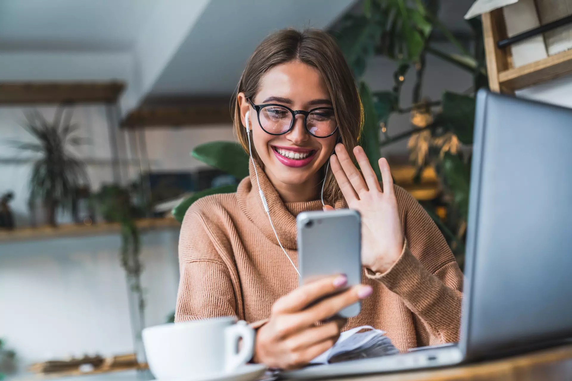 Seorang wanita berbual video melalui telefon. Jurulatih ADHD kekal berhubung dengan pelanggan melalui panggilan video, teks dan bentuk komunikasi segera yang lain.