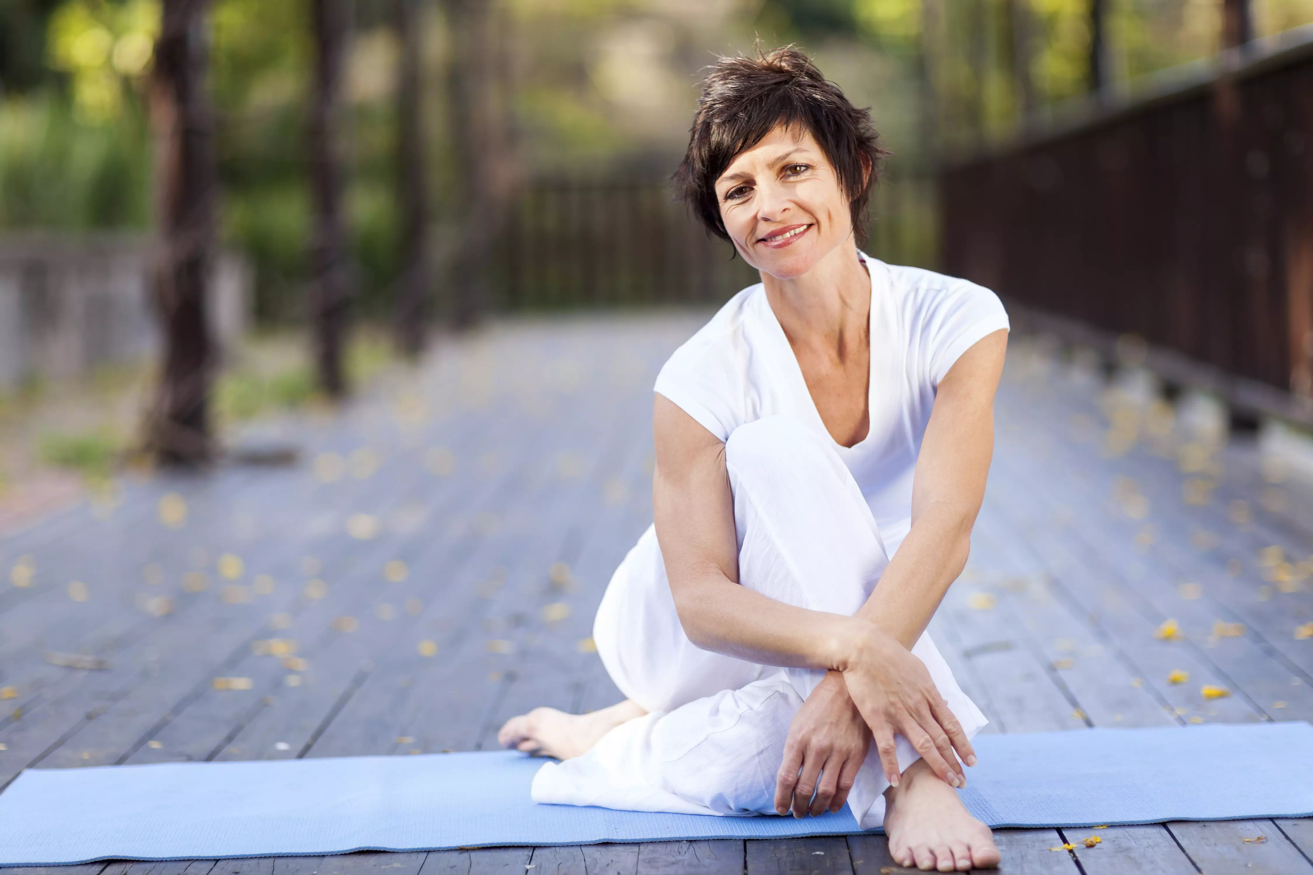 Жінка середнього віку з СДУГ розслабляється після тренувань