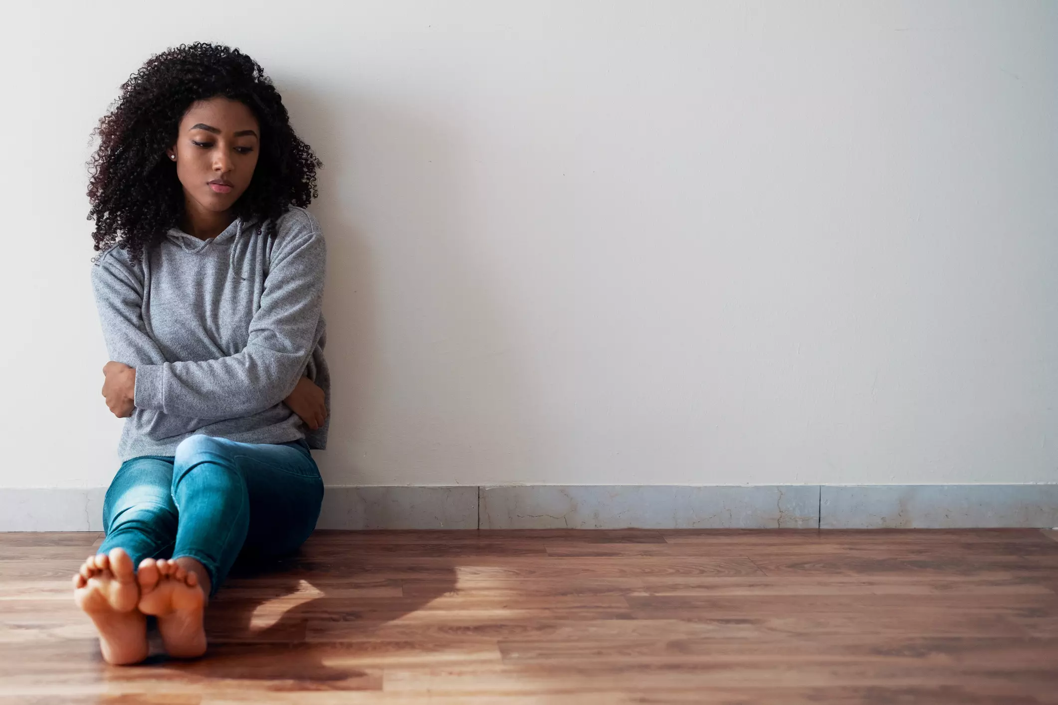 Porträtt av orolig svart flicka med negativa känslor