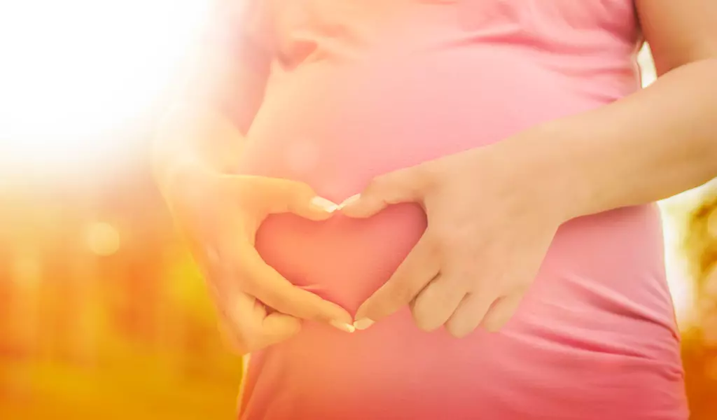 En gravid kvinde med ADHD undrer sig over ADHD-medicin er forbundet med fødselsdefekter