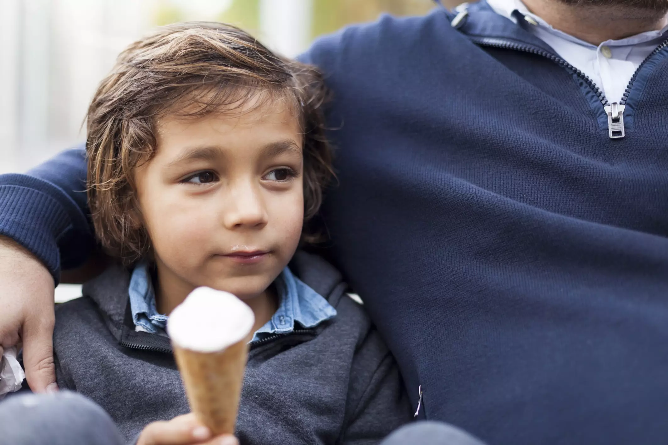 ADHD момче яде сладолед като награда за добро поведение