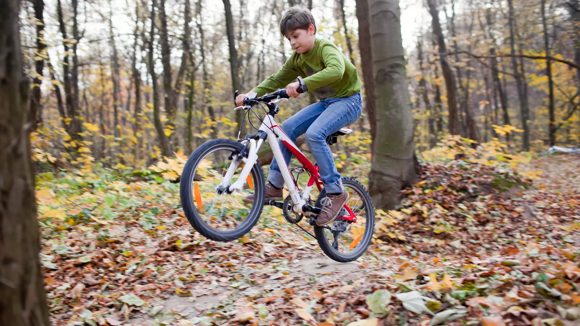 Ar šis ant dviračio šokinėjantis berniukas turi ADHD, ar jis „tiesiog yra berniukas“?