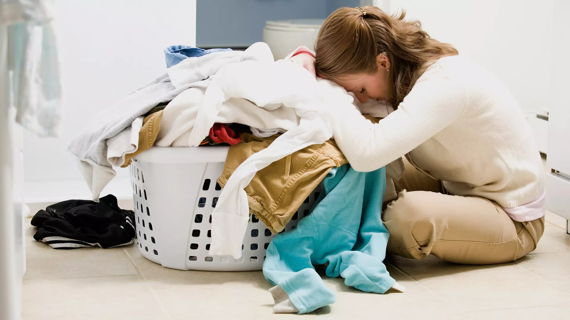 kobieta z ADHD, która odnosi sukcesy w pracy, uważa pranie i inne prace domowe za stresujące