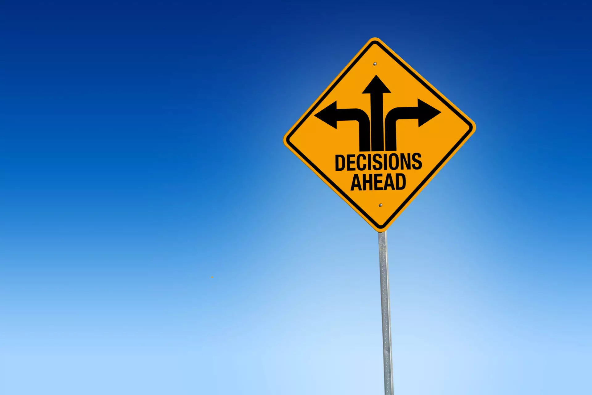 Сообраќајна ознака пред одлуките со предупредувачка жолта боја со сина позадина, - илустрација