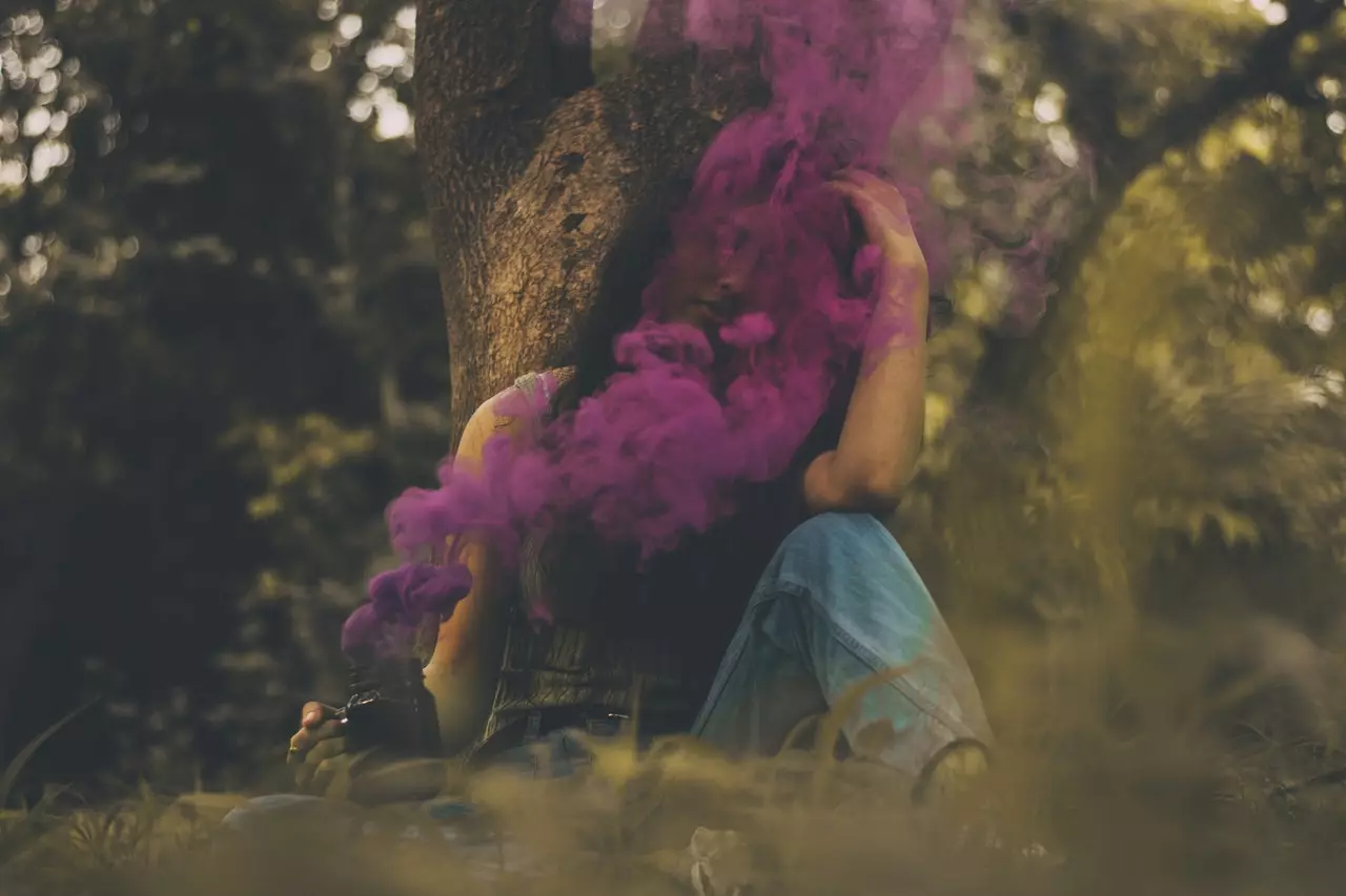 Žena sa dimom koji predstavlja traumu