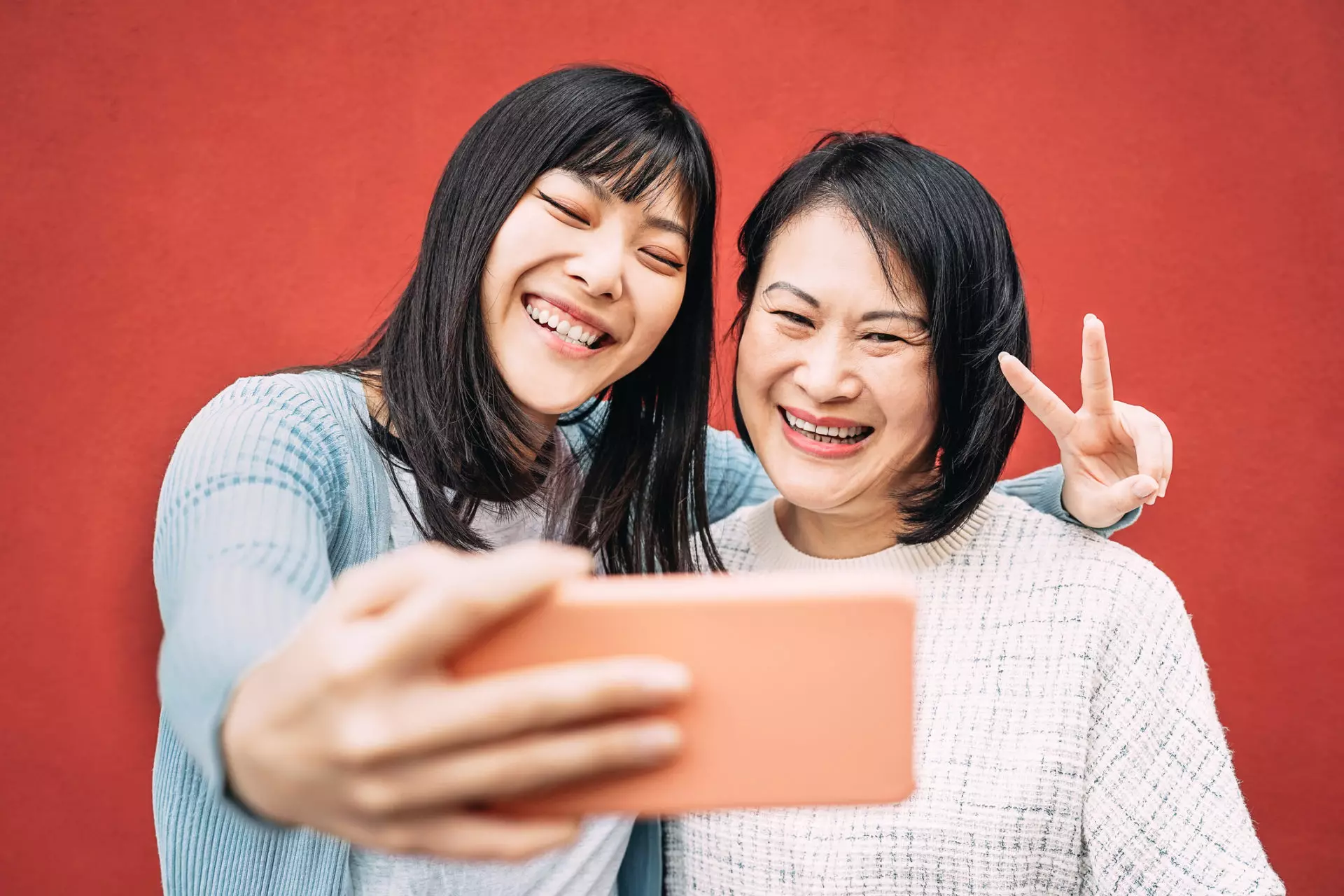 Mamă și fiica asiatică făcând selfie-uri foto cu smartphone-ul mobil în aer liber - Familie chineză fericită care se distrează cu aplicații tehnologice noile tendințe - Conceptul de familie, tehnologie și stil de viață