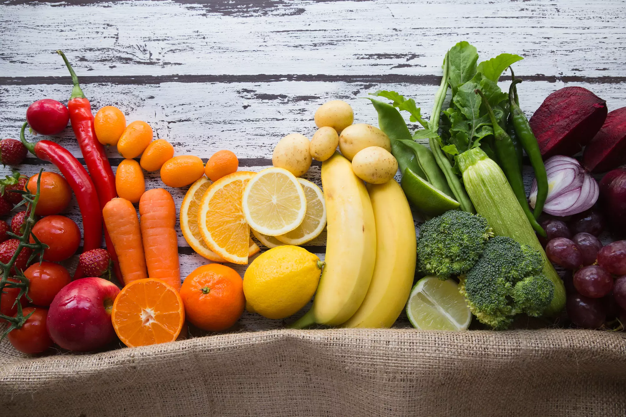 Un grupo de froitas e verduras saudables, un suplemento intelixente e totalmente natural para o TDAH para o teu fillo.
