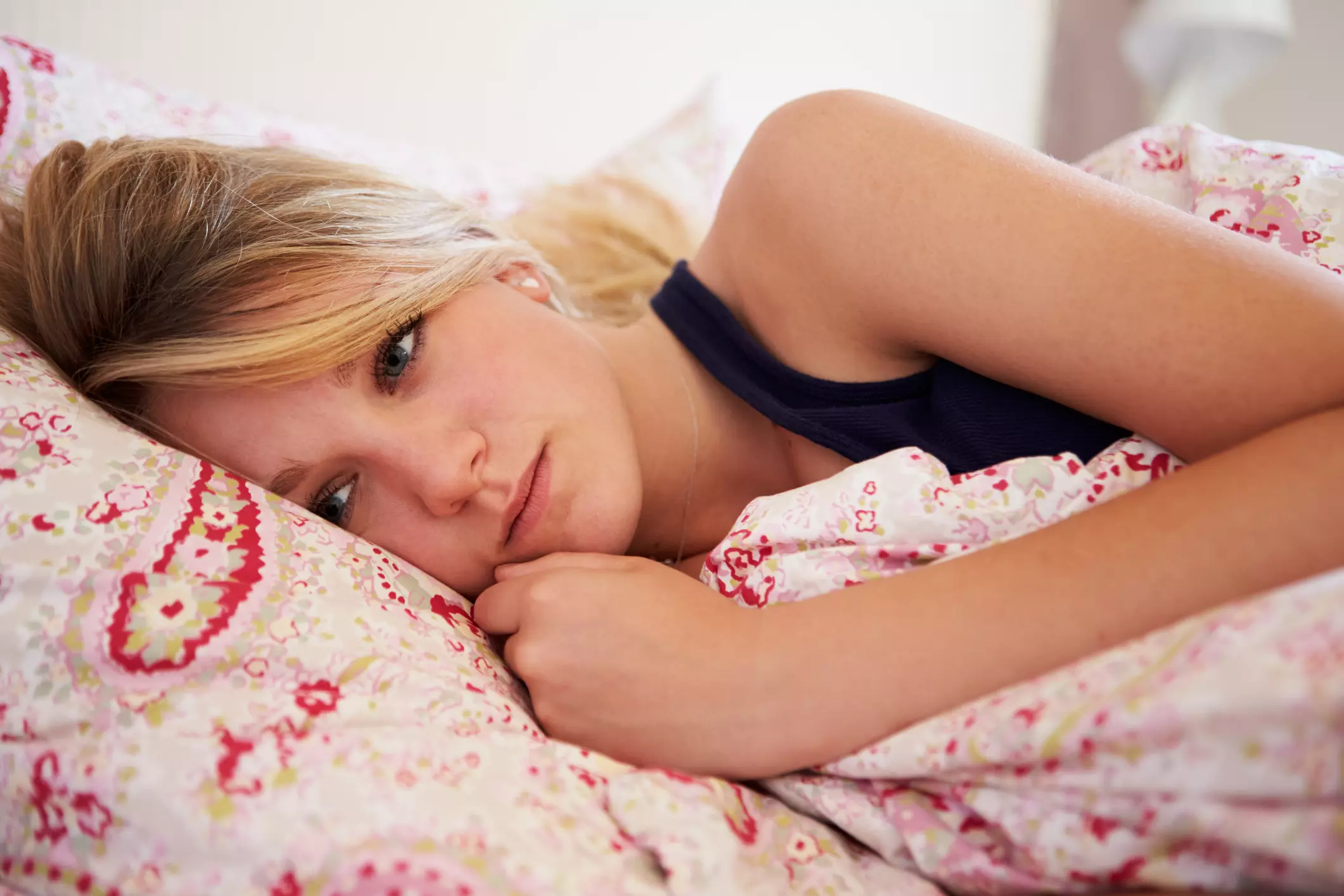 เด็กสาววัยรุ่นคนหนึ่งนอนอยู่บนเตียง รู้สึกหดหู่ ซึ่งต้องใช้กลยุทธ์การรักษาโรคสมาธิสั้นที่ต่างออกไป