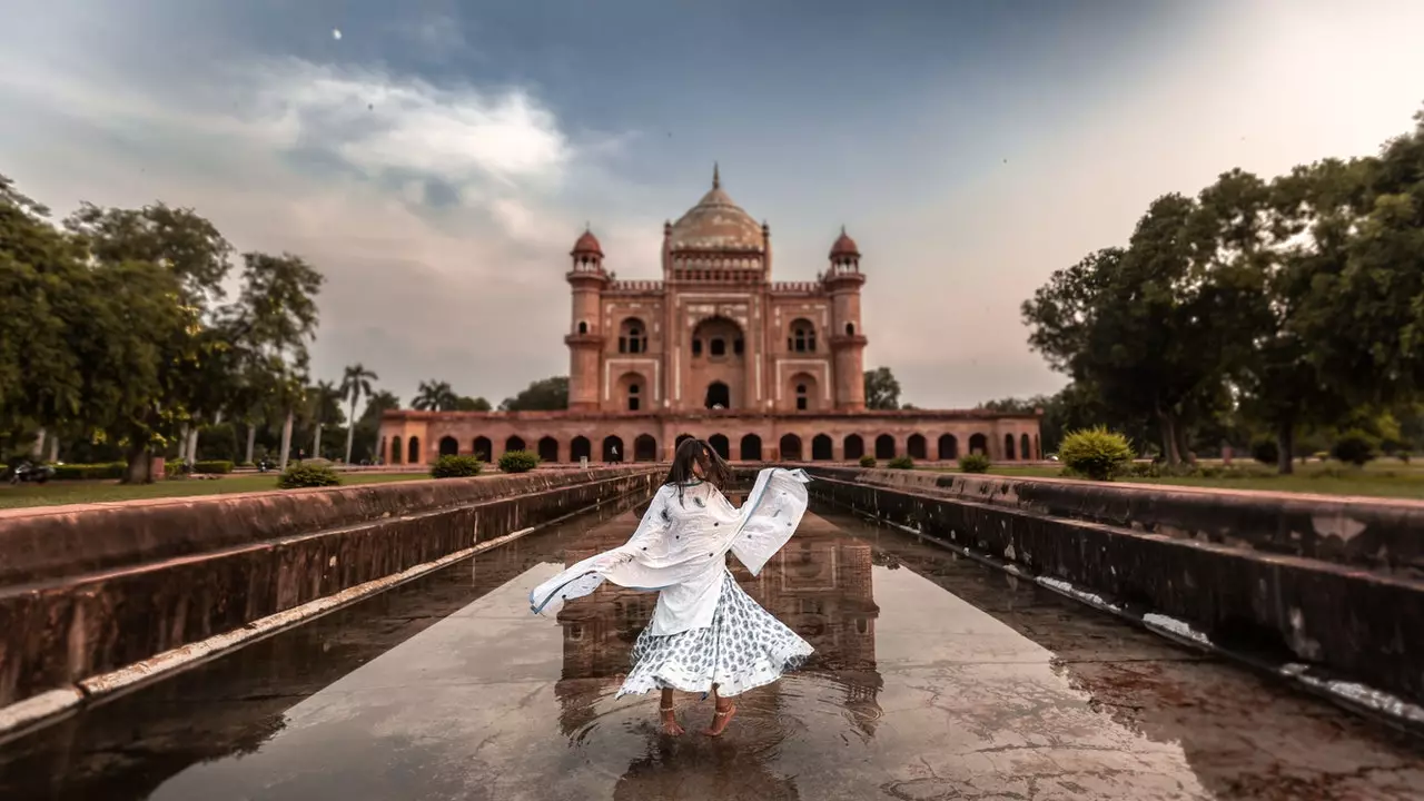 Hinduska tańcząca w wodzie w Delhi