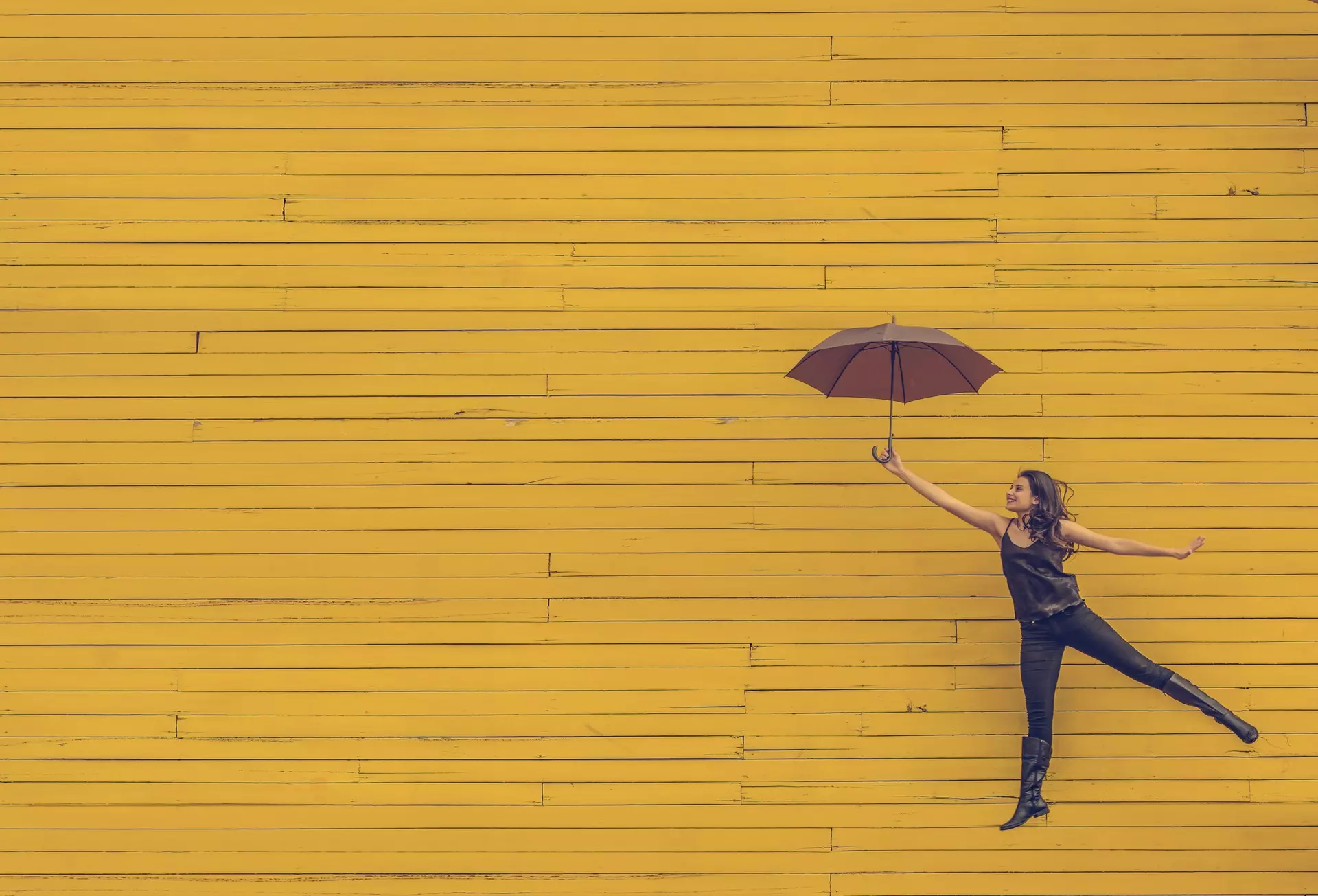 Šťastná žena s ADHD drží dáždnik