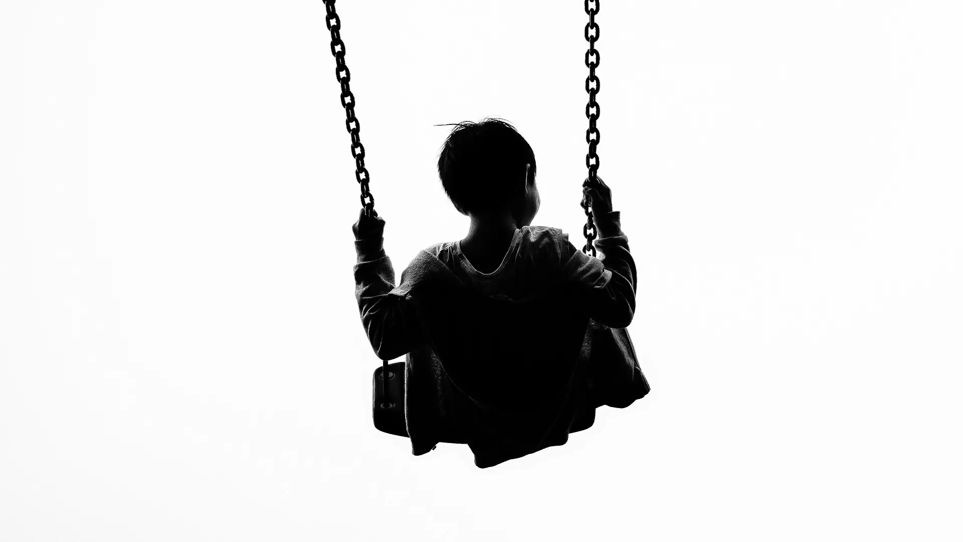 Ребенок с симптомами биполярного расстройства качается в парке