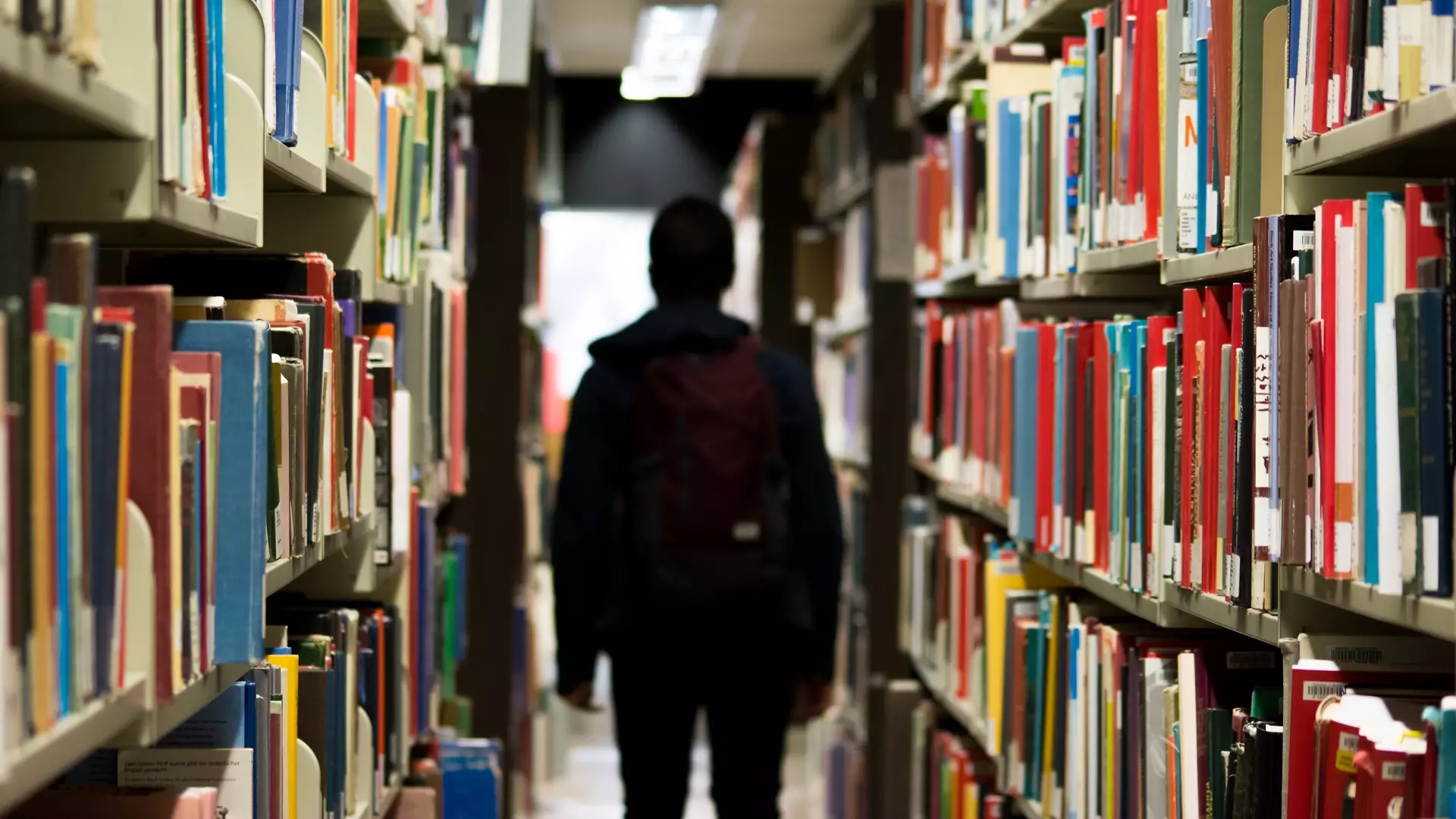 Student zwischen Teenagern Stress