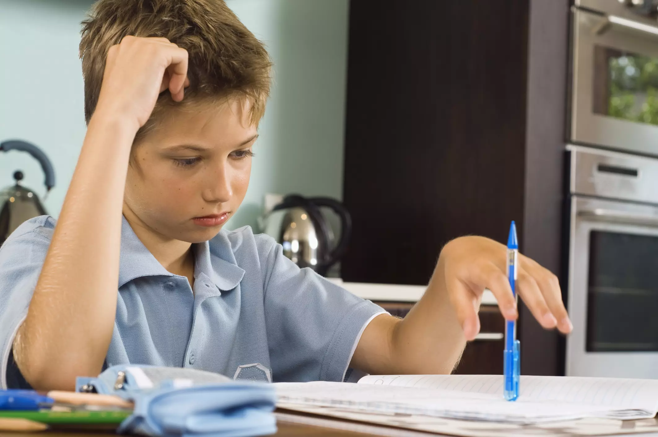 Gutt med ADHD frustrert over skriveoppgave