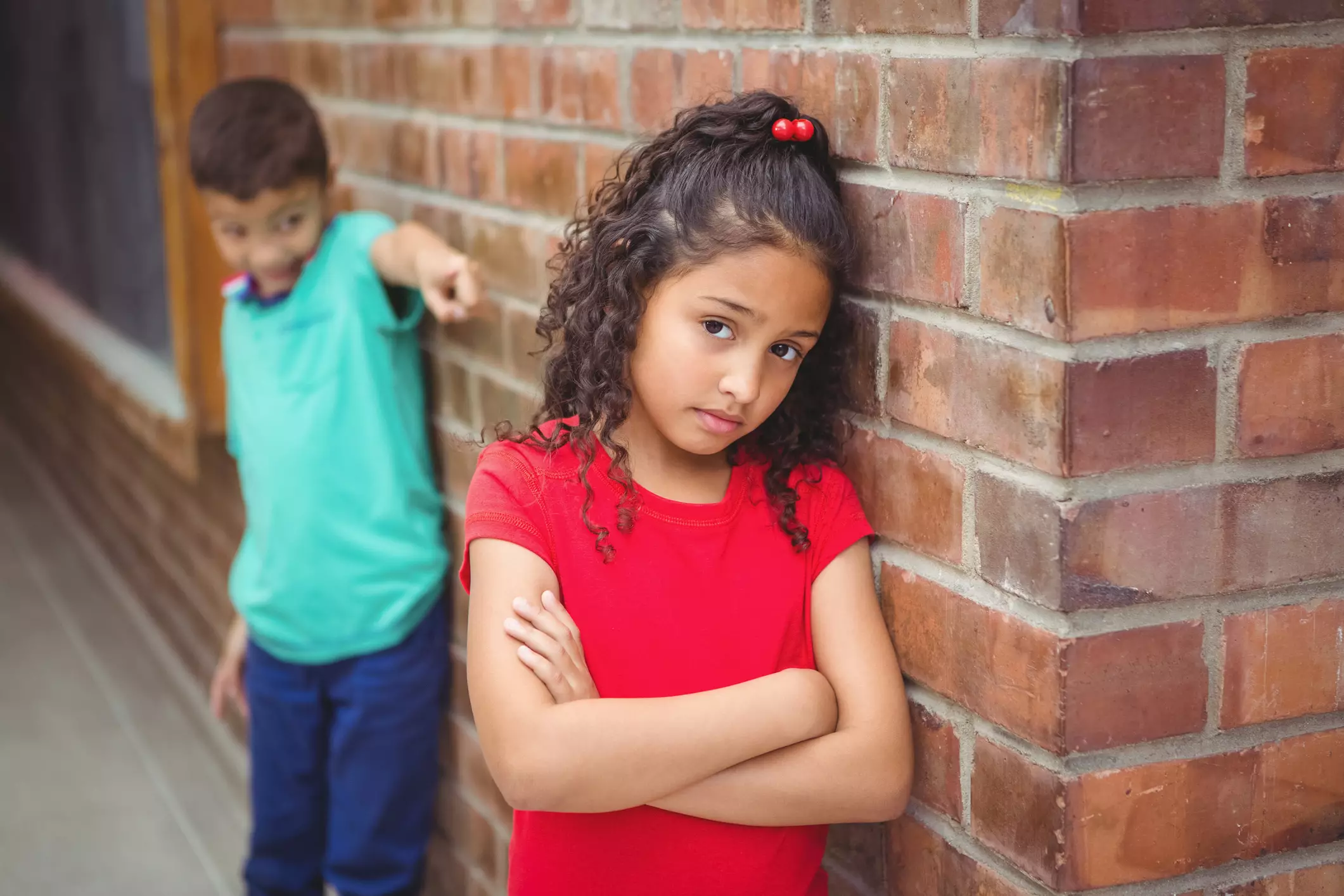 Upprört ADHD-barn som retas av ett annat barn på grundskolans område