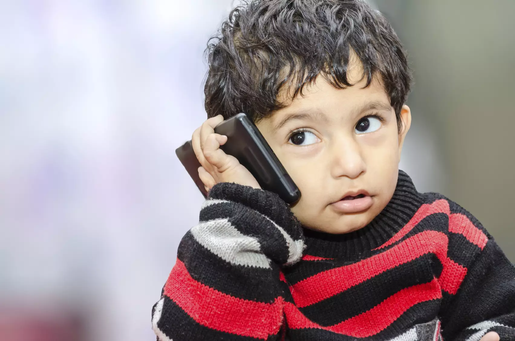 भाषा प्रशोधन विकार भएको बच्चा फोनमा कुरा गर्दै