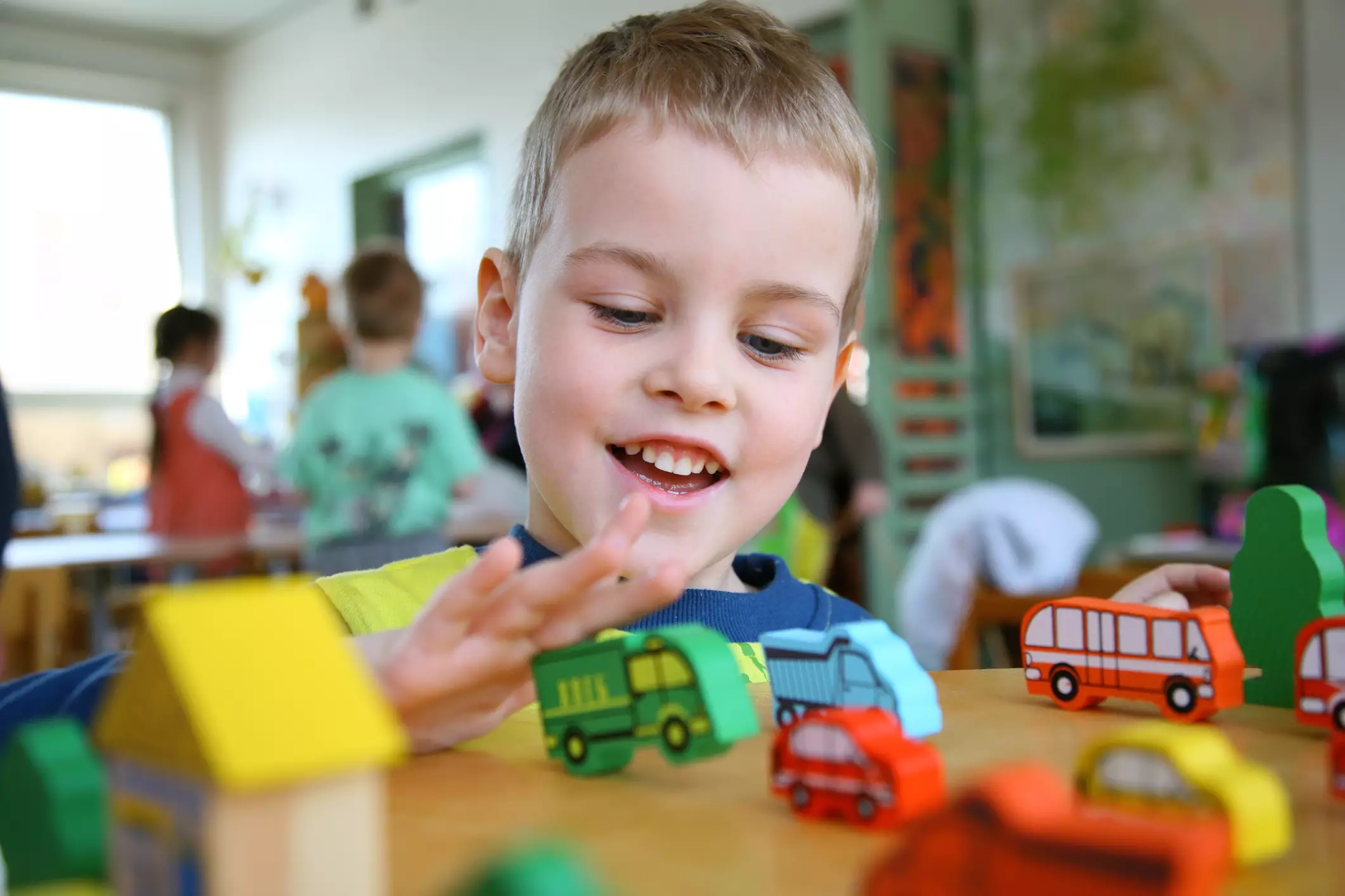 Berniukas, kuris mažai domisi žaisliniais sunkvežimiais, gali turėti simptomų, anksčiau susijusių su Aspergerio sindromu.