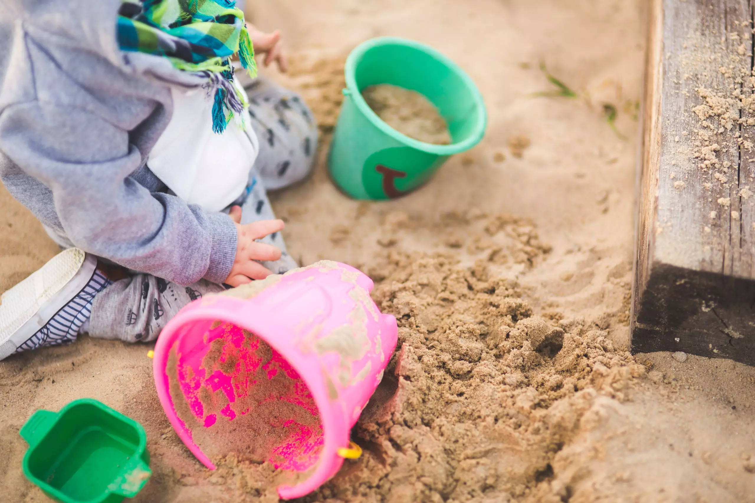 Dítě s EFD hraje v pískovišti