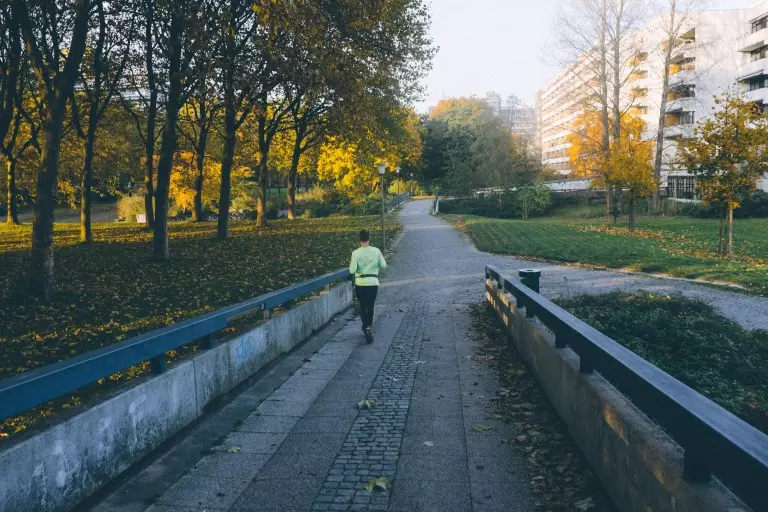 Человек с СДВГ тренируется, бегая осенью