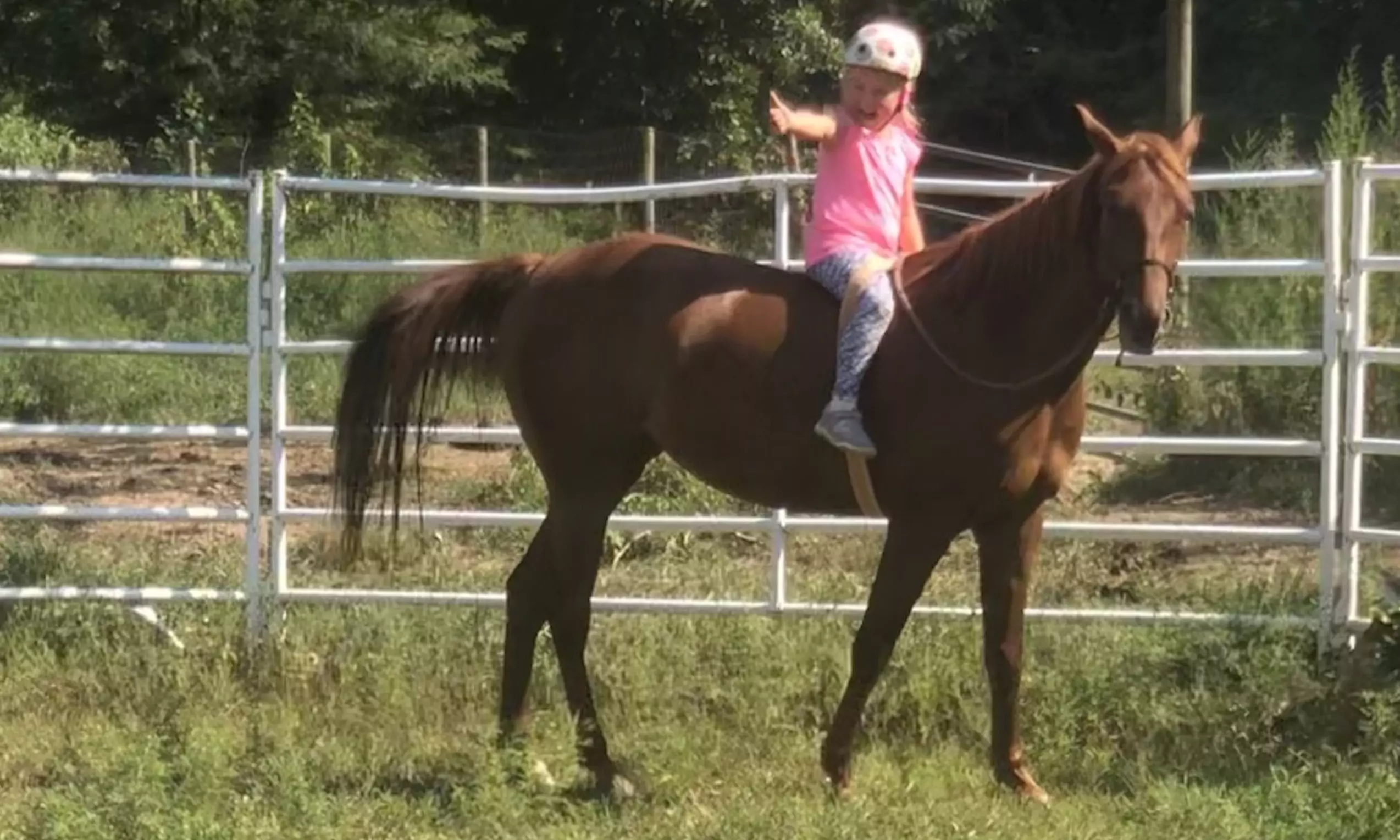 Terapi kuda untuk ADHD - seorang gadis muda menunggang kuda.