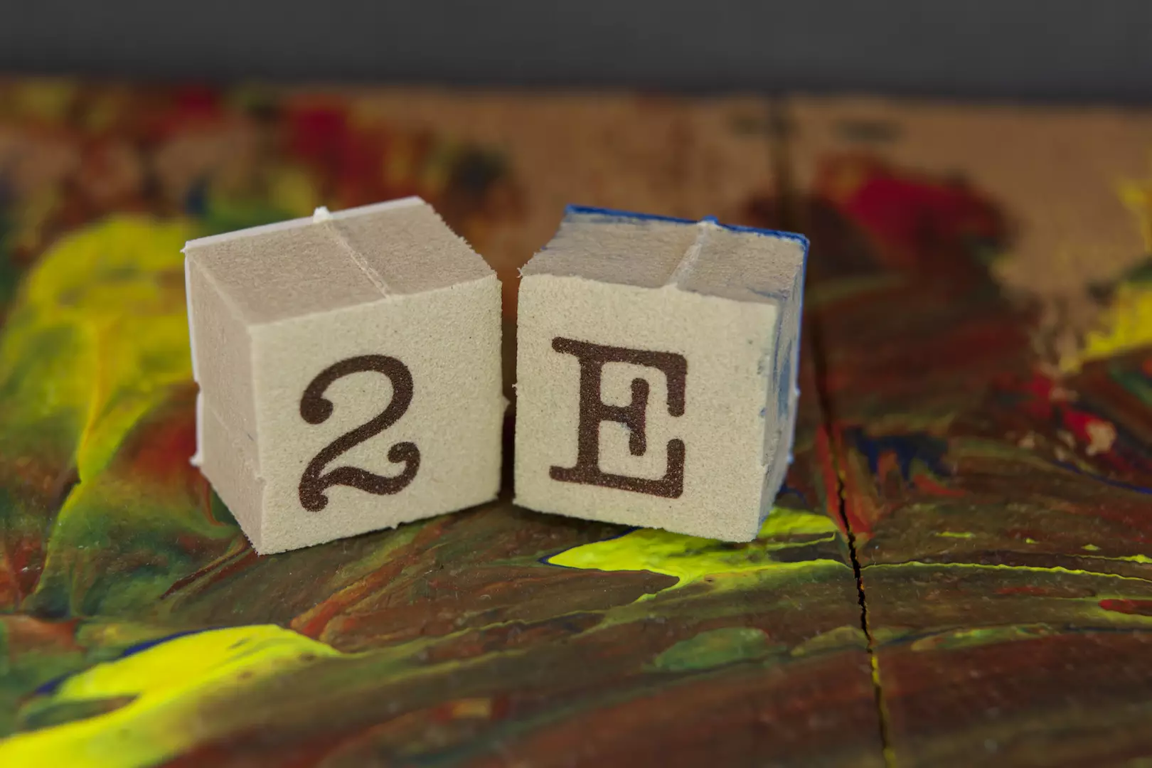 2E (divreiz izcili) zīmogu bloki uz primārās krāsas krāsām