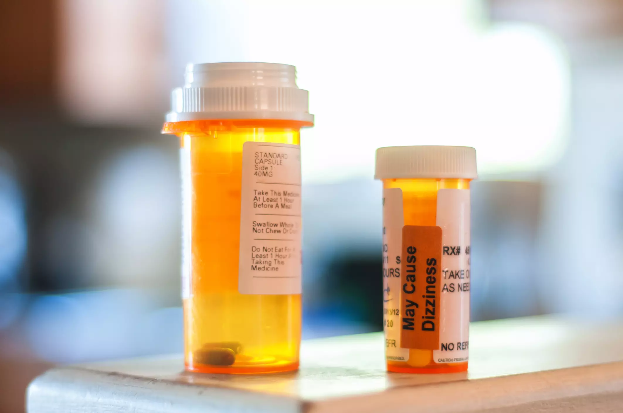 Dve steklenički s tabletami, ki vsebujeta povprečni odmerek zdravila za ADHD