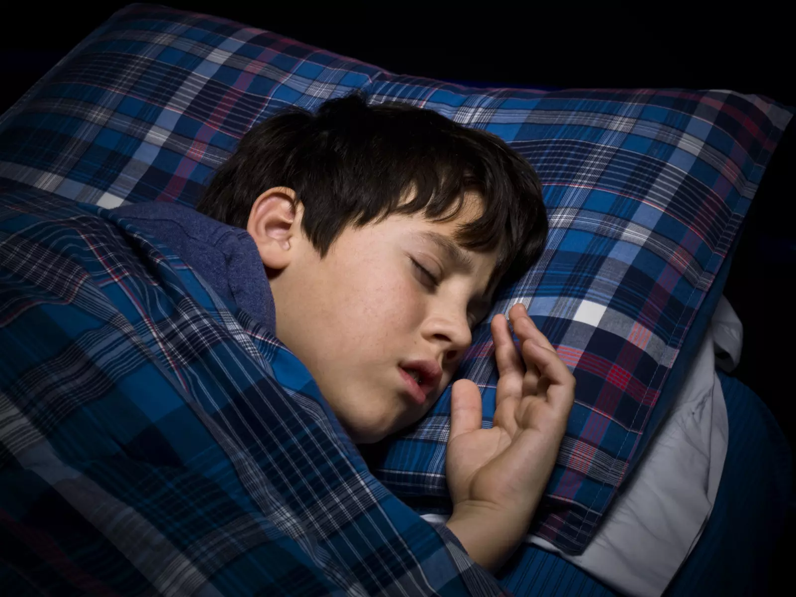 ADHD બાળક શાંતિથી સૂઈ રહ્યું છે.