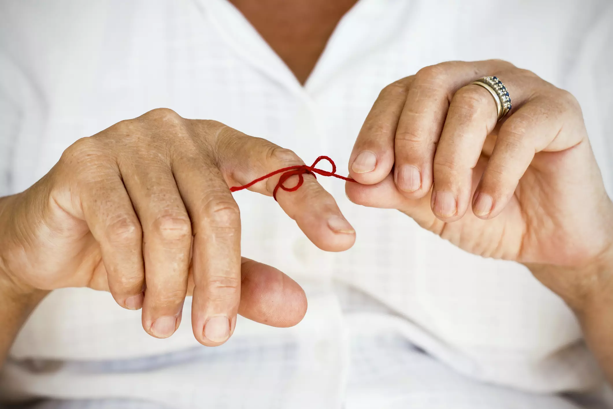 患有多動症的人在她的手指上系上一根繩子，以幫助她記住。