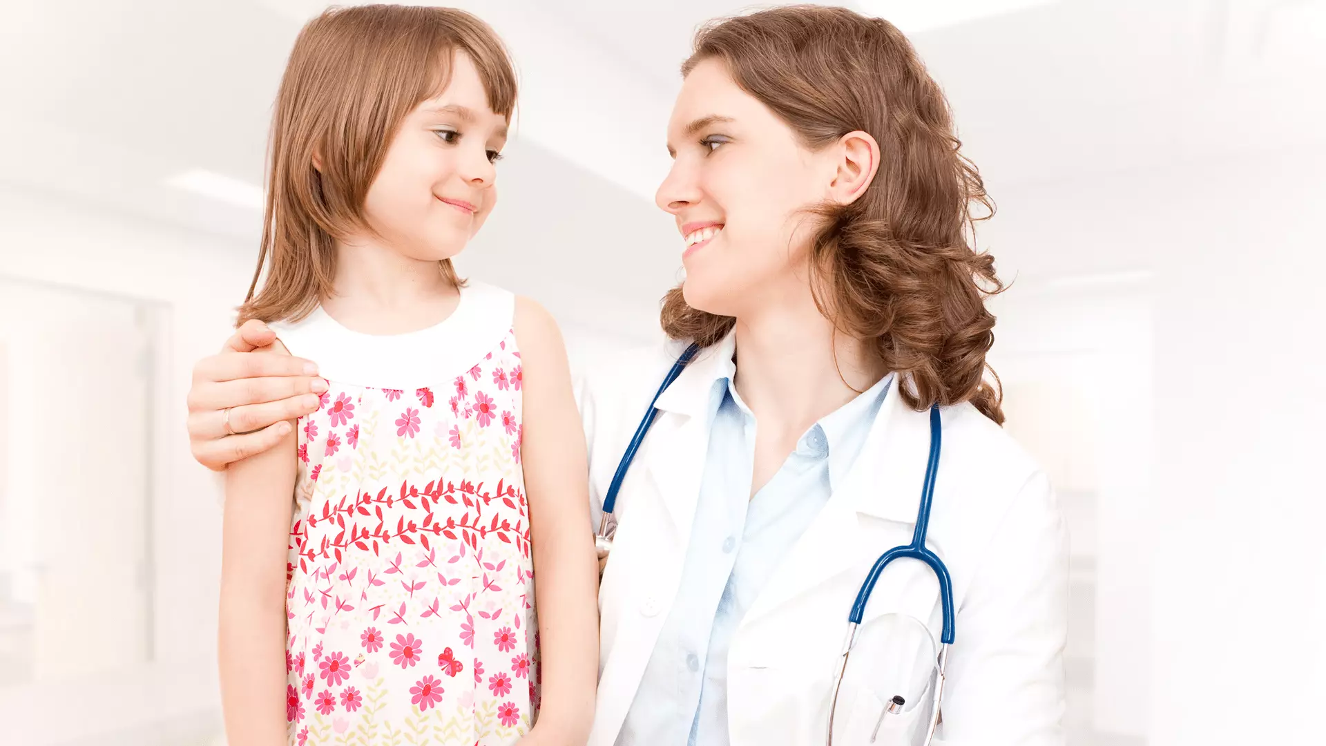 молода дівчина зі своїм лікарем після того, як їй призначили ліки від СДУГ