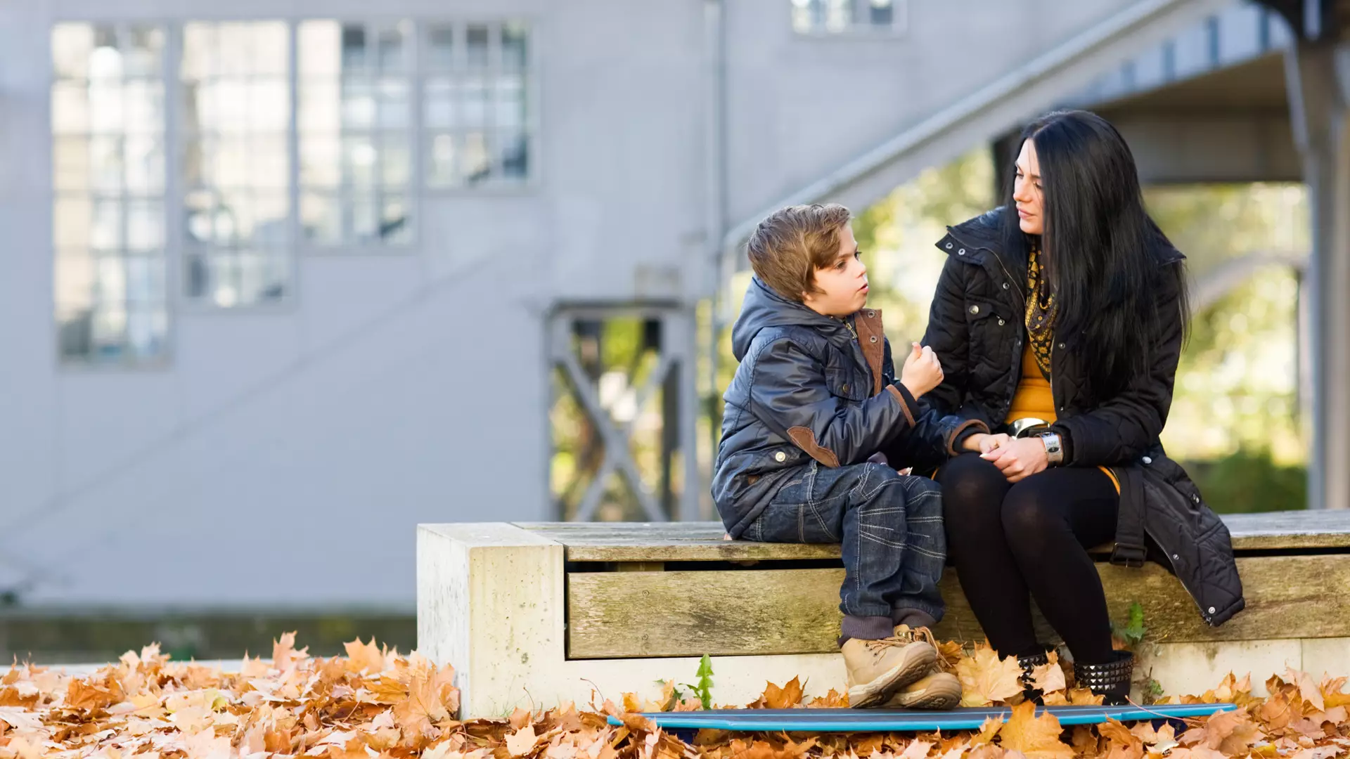 moeder en jongen met ADHD praten over zijn gedrag, gebruikmakend van de one-minute