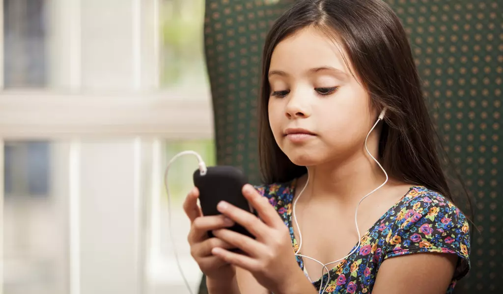 Երիտասարդ աղջիկ՝ iPod-ով, որը զբաղվում է ADHD-ի համար երաժշտական թերապիայով
