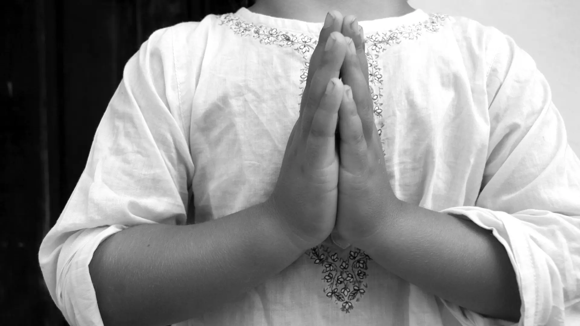 Una bambina che prega dopo essere stata sgridata dai suoi genitori, che spesso stanno perdendo la pazienza con lei