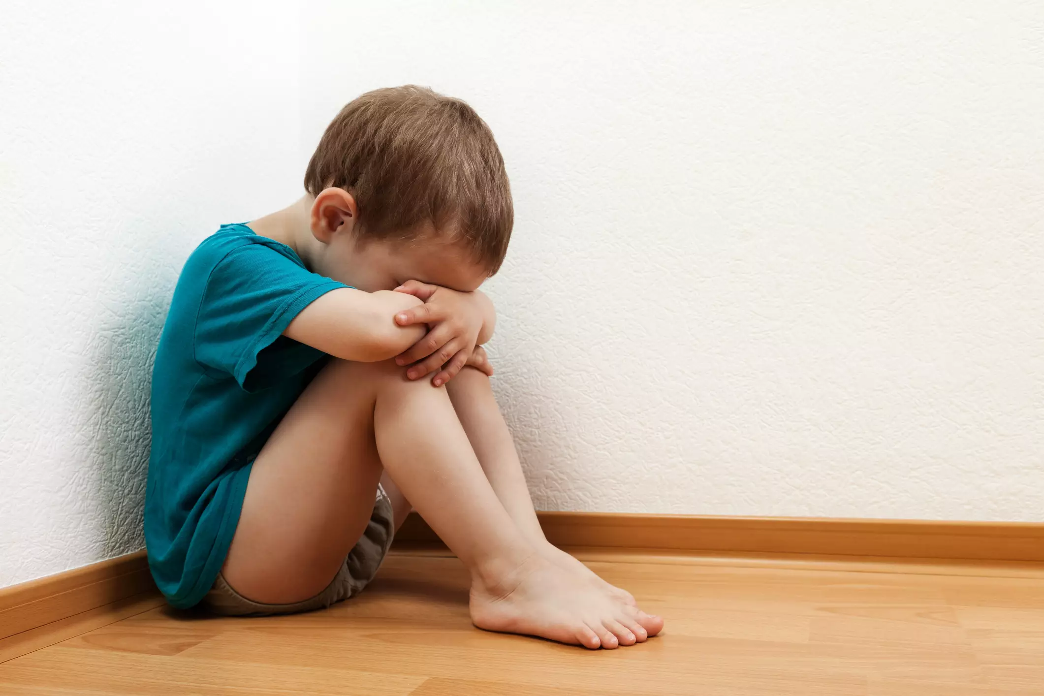 DEHB olan bir çocuk öfke nöbeti geçiriyor. Olumlu ebeveynlik yardımcı olabilir.