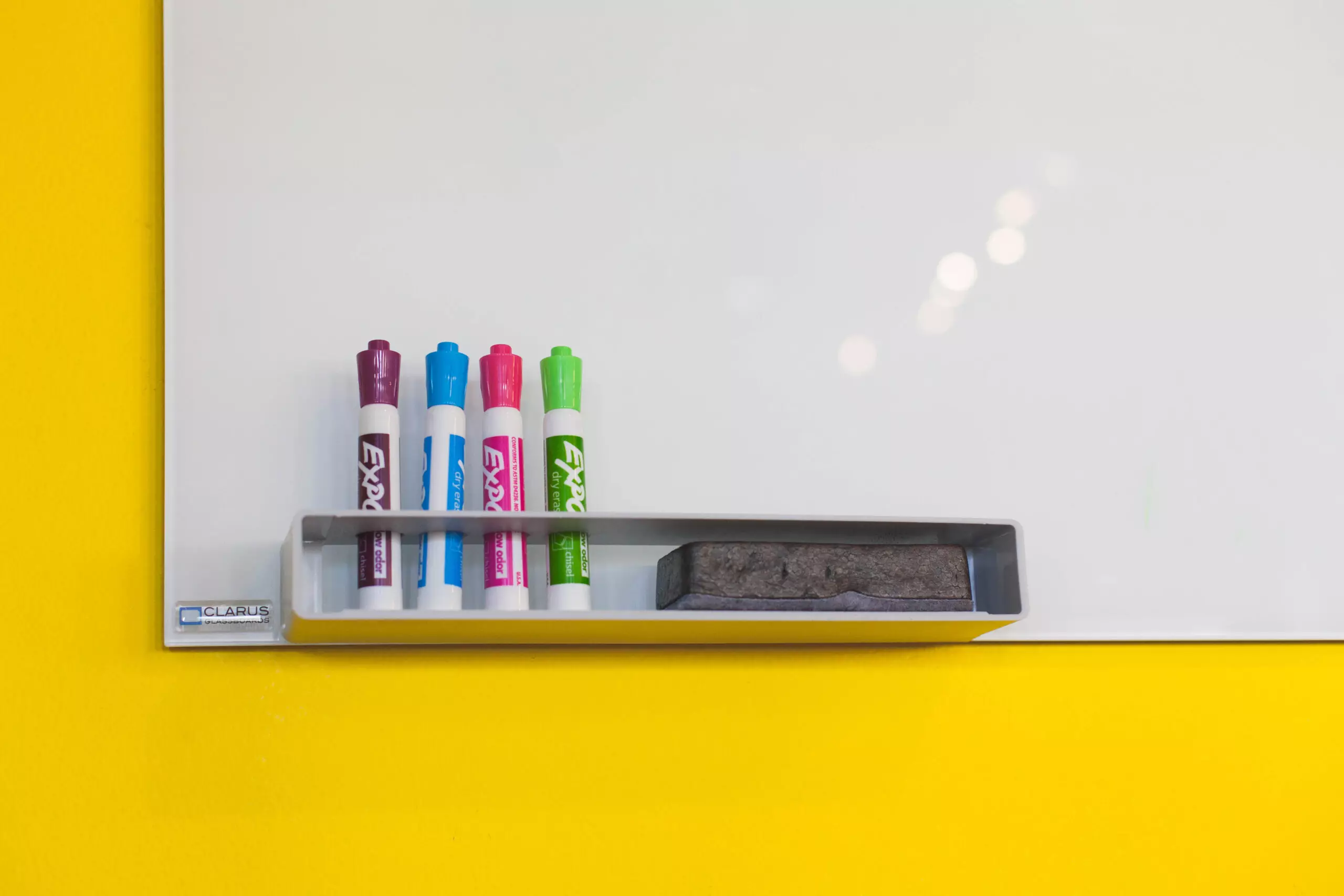 Bela tabla z markerji, ki otrokom pomaga pri urejanju časa in ne zamujanju v šolo