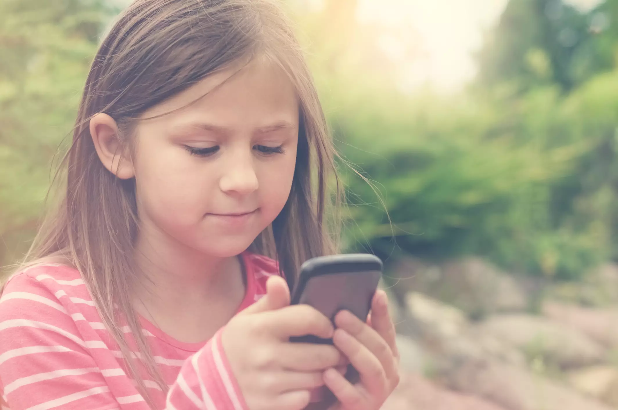 Момиче с ADHD използва мобилни приложения за поведение