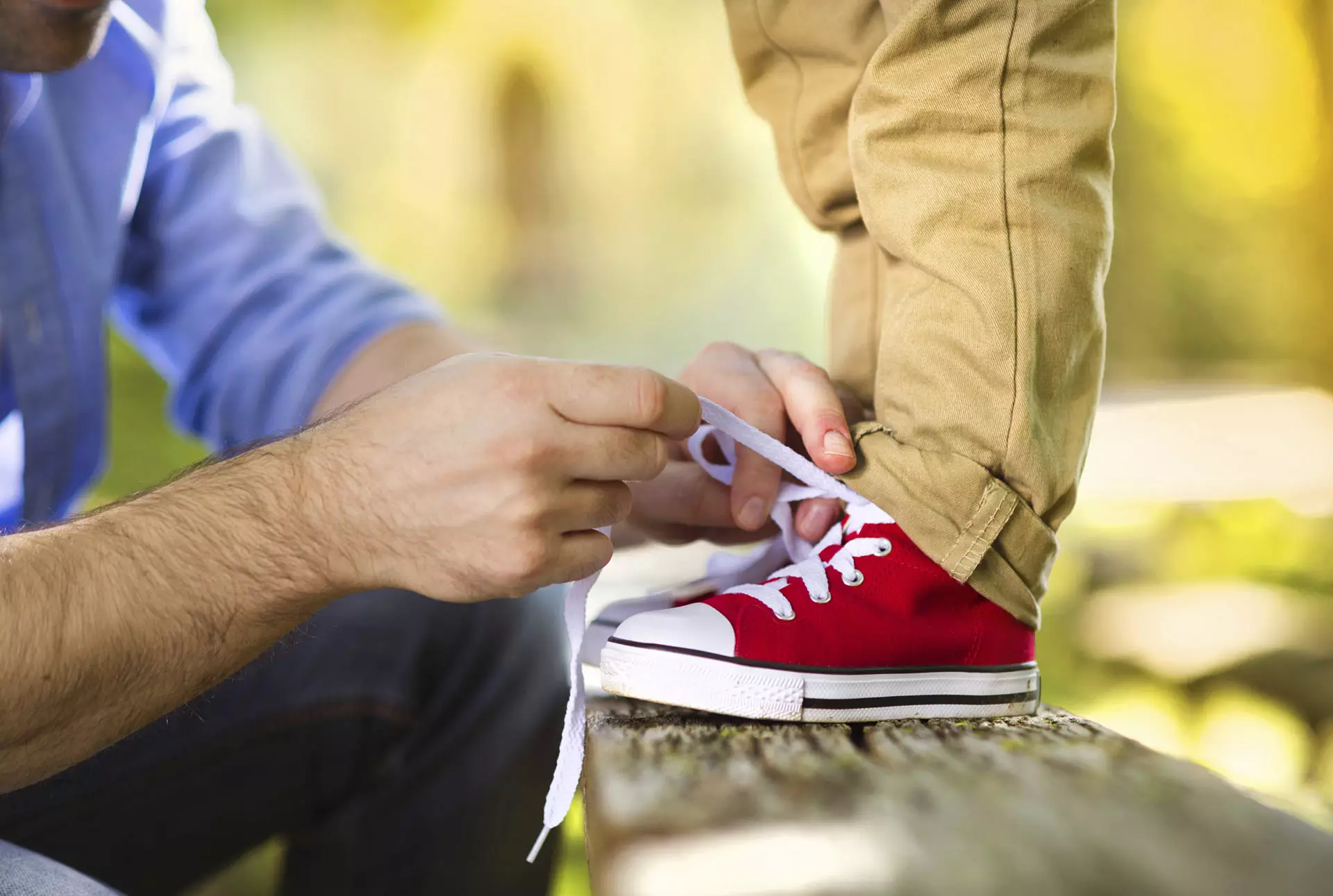 آموزش بستن بند کفش به پسر مبتلا به ADHD توسط پدر