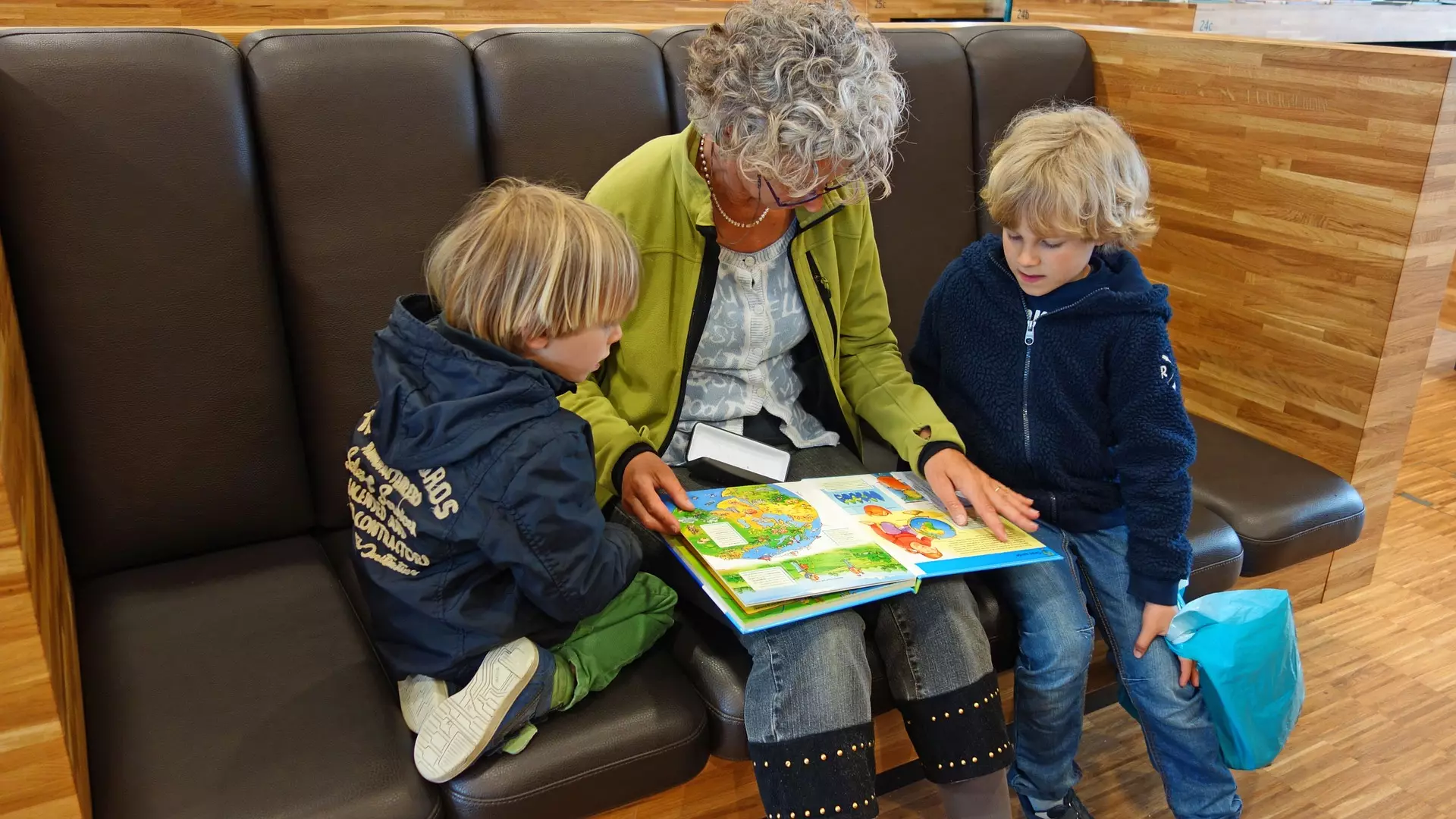 Мама читает сказку двум сыновьям с СДВГ в закусочной