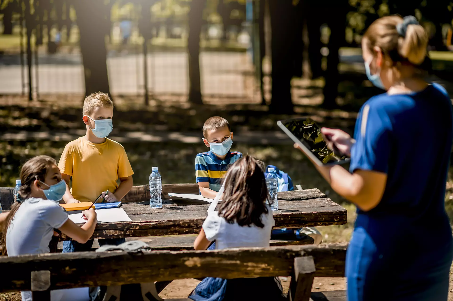Poletni tabor za otroke z ADHD – Otroci z maskami