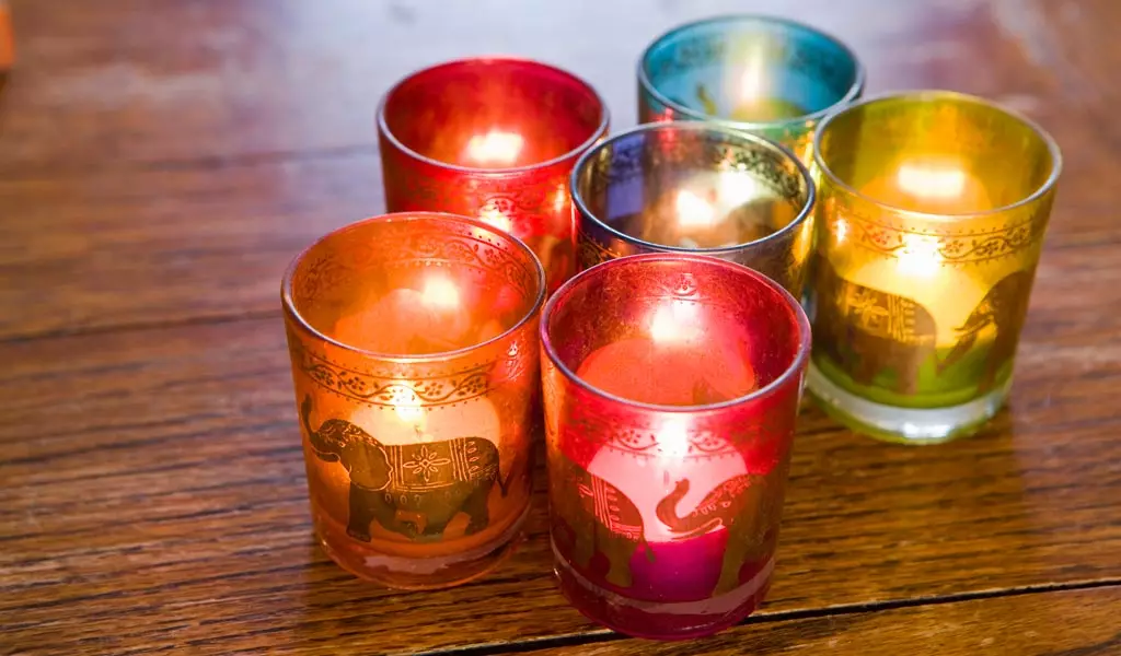 Τα απαλά αναμμένα κεριά δημιουργούν ένα χαλαρωτικό σκηνικό για τα παιδιά με ΔΕΠΥ.