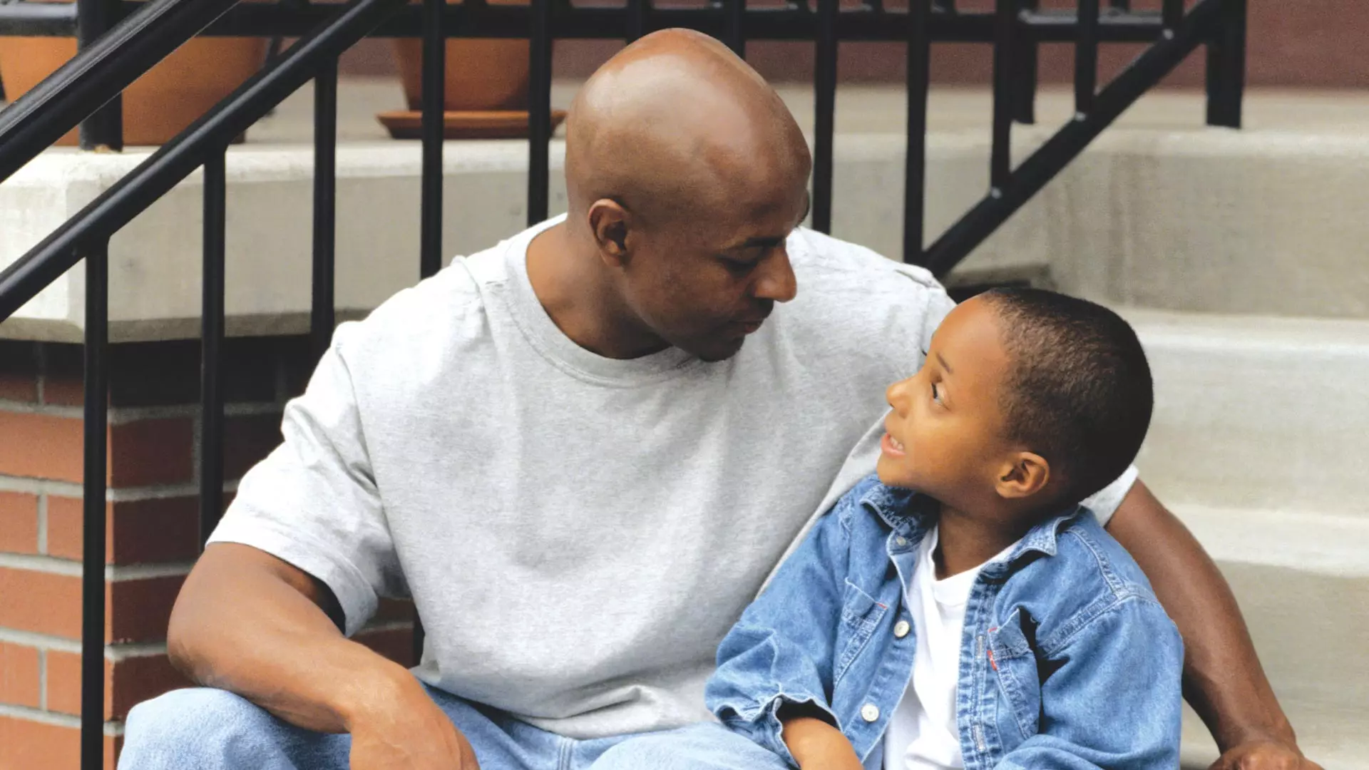 一位父亲和他的孩子坐在台阶上，告诉他他有学习障碍