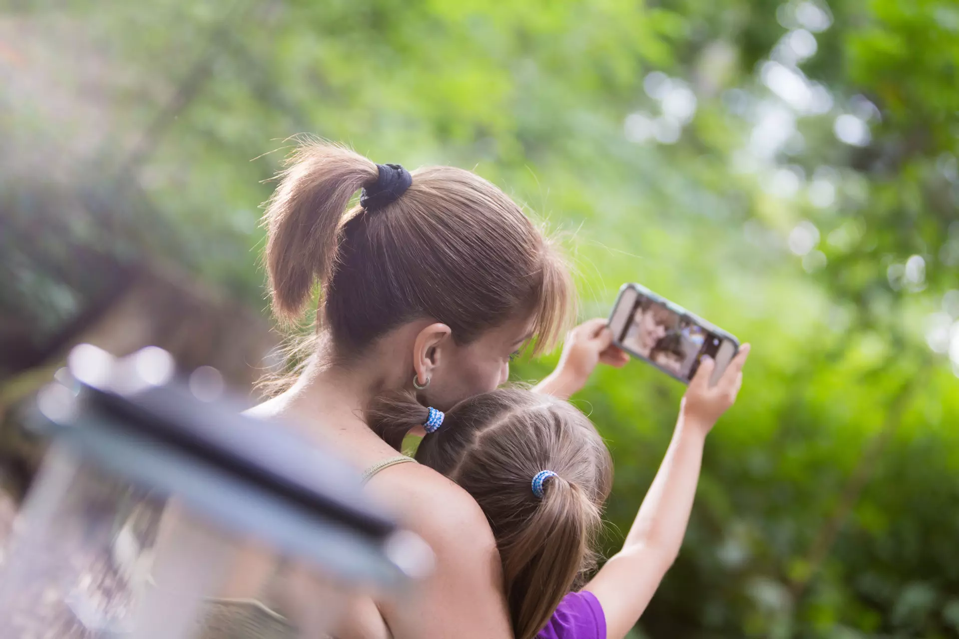Máma a dcera pořizují selfie v parku