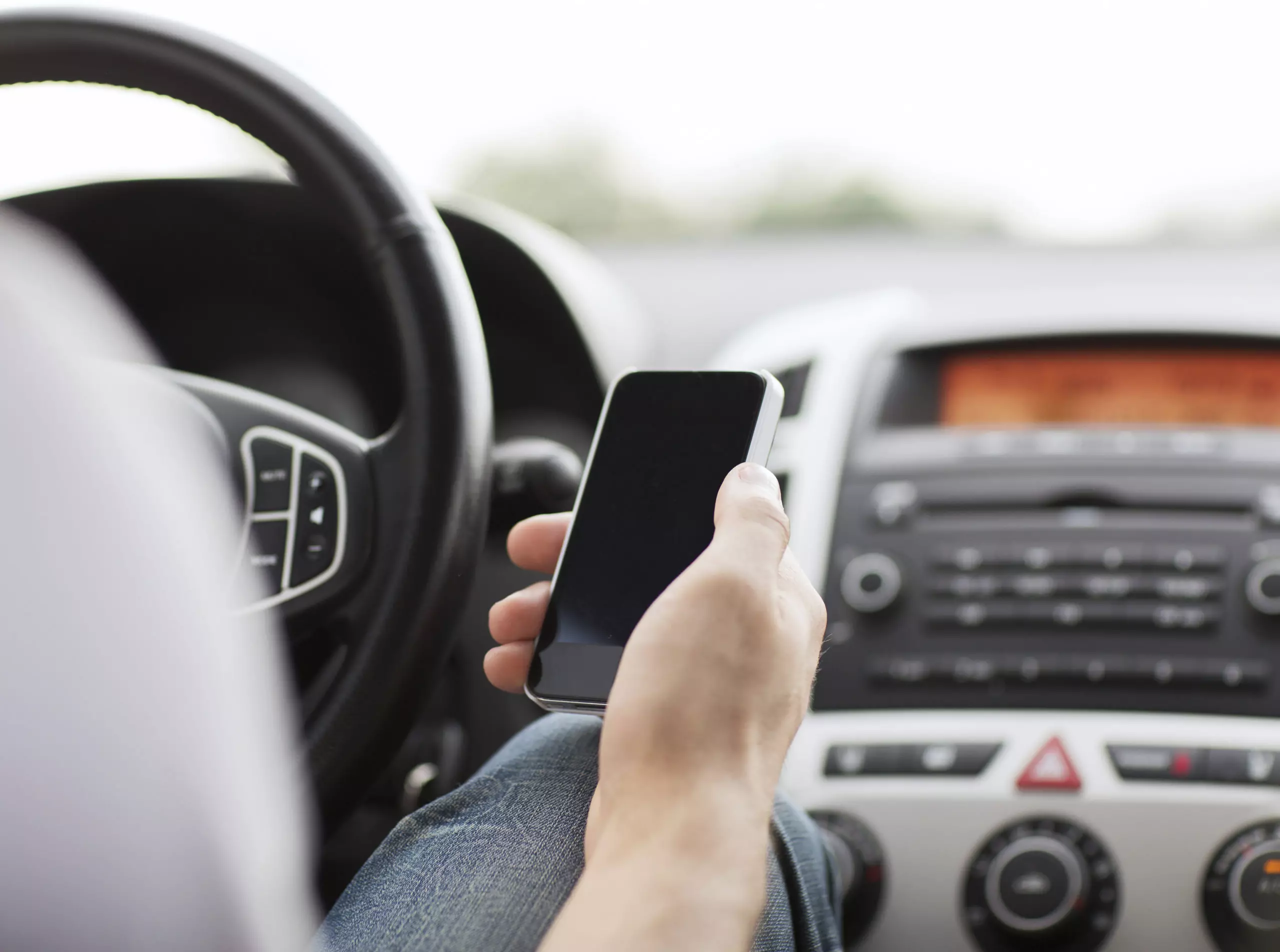 נהג משתמש בטלפון הנייד שלו ככלי ארגוני ADHD בזמן נהיגה