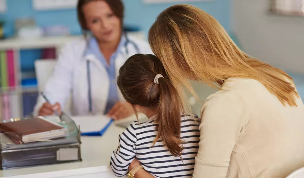 ADHD-ga ema ja tütar arsti kabinetis räägivad hiljutisest diagnoosist