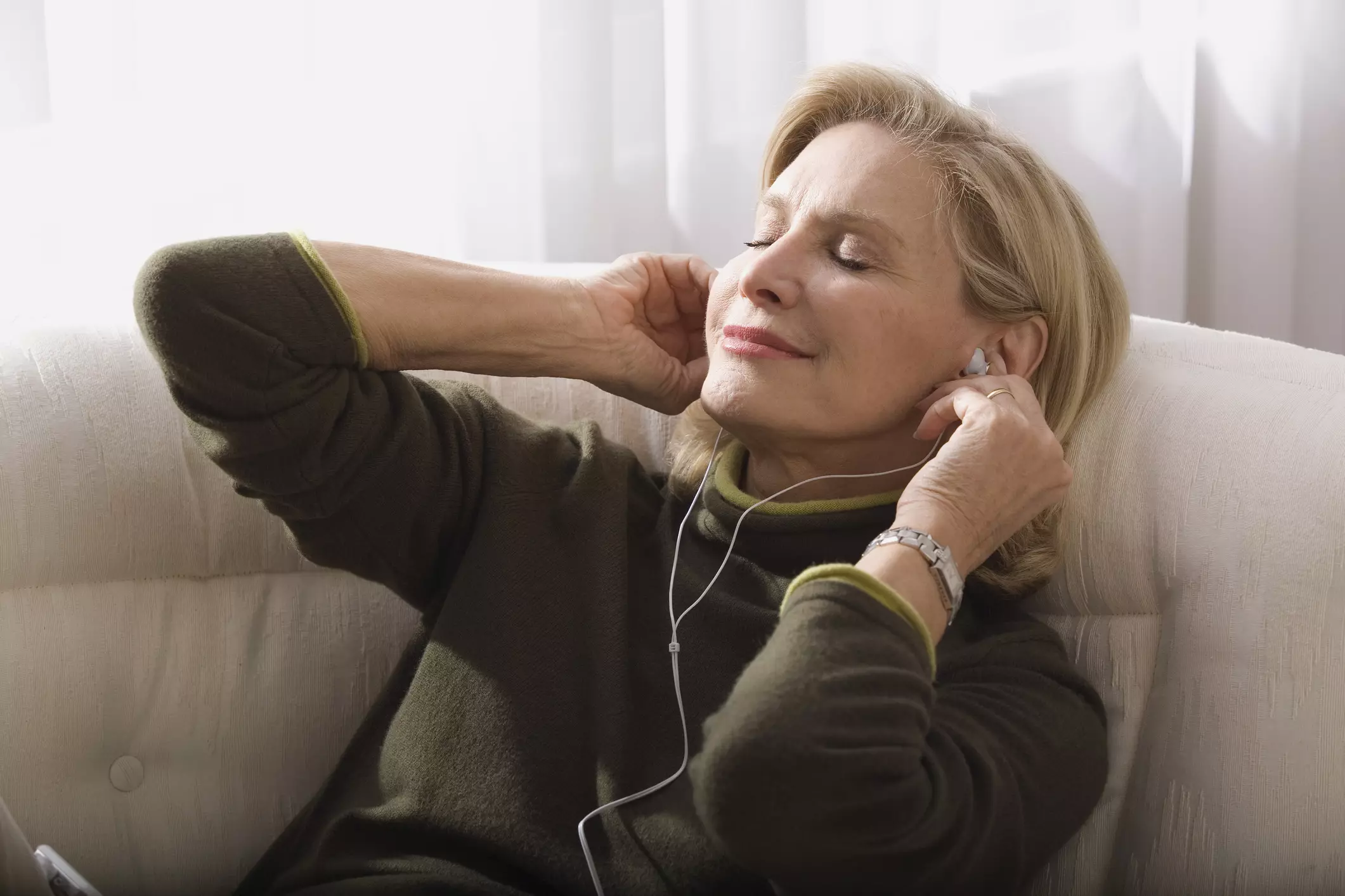 Mujer mayor con TDAH escuchando un reproductor de MP3