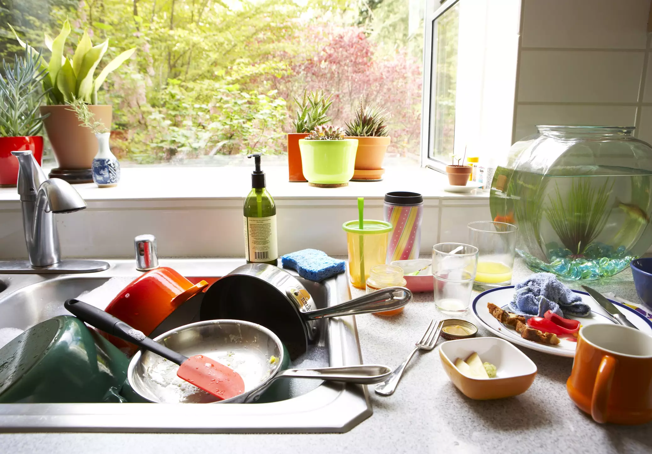 Këshilla për organizimin e kuzhinës për lavamanin dhe banakun e rrëmujshëm të kuzhinës në një shtëpi me ADHD