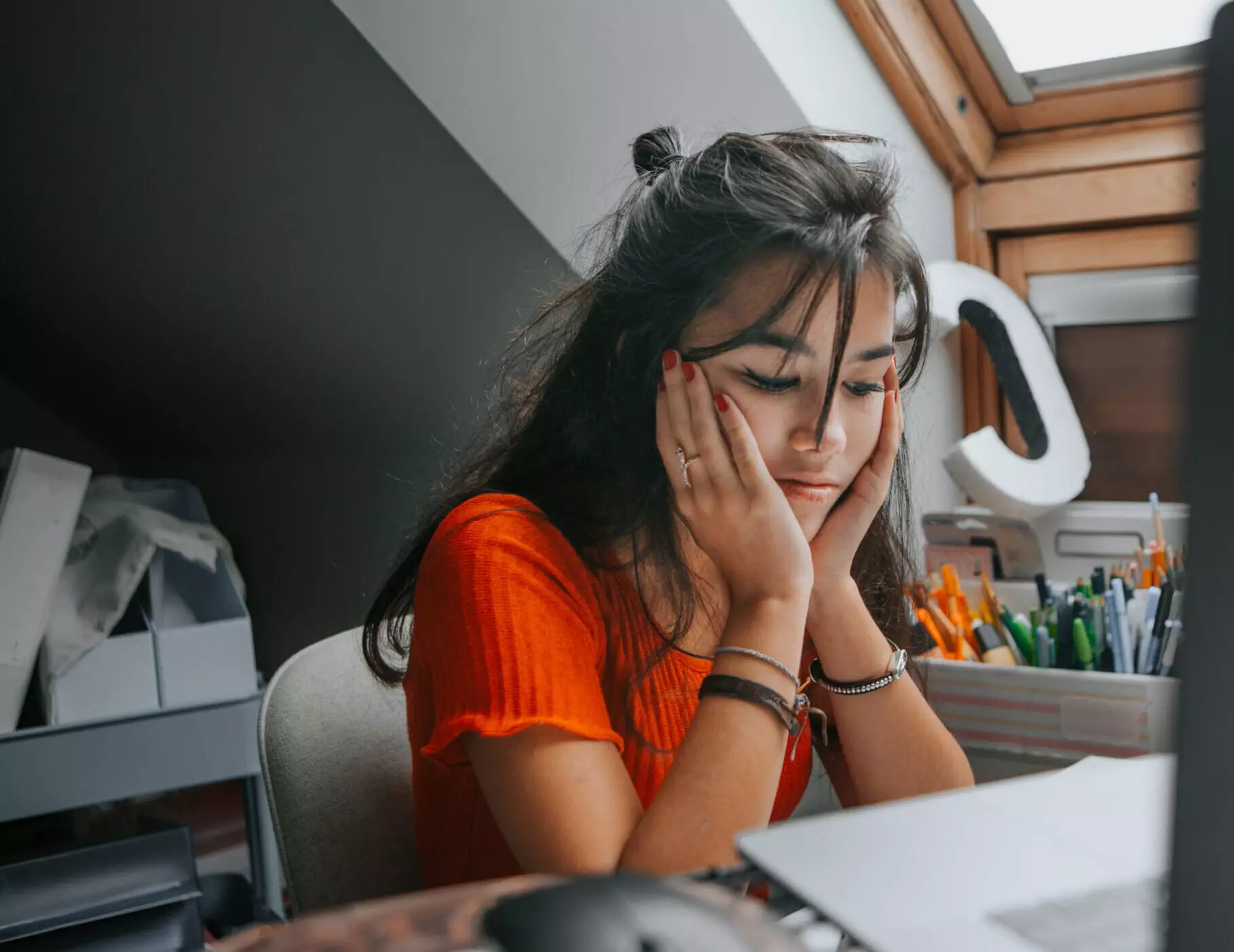 naispuolinen teini tuntee olonsa stressaantuneeksi opiskelemassa kotona.E-oppiminen.Kotikoulutus