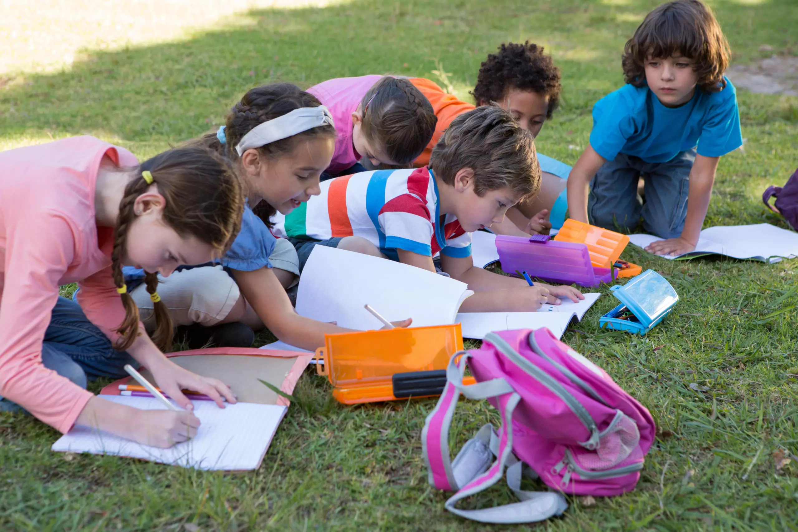 ADHD والے بچے باہر تعلیمی سرگرمیوں میں مشغول ہیں۔